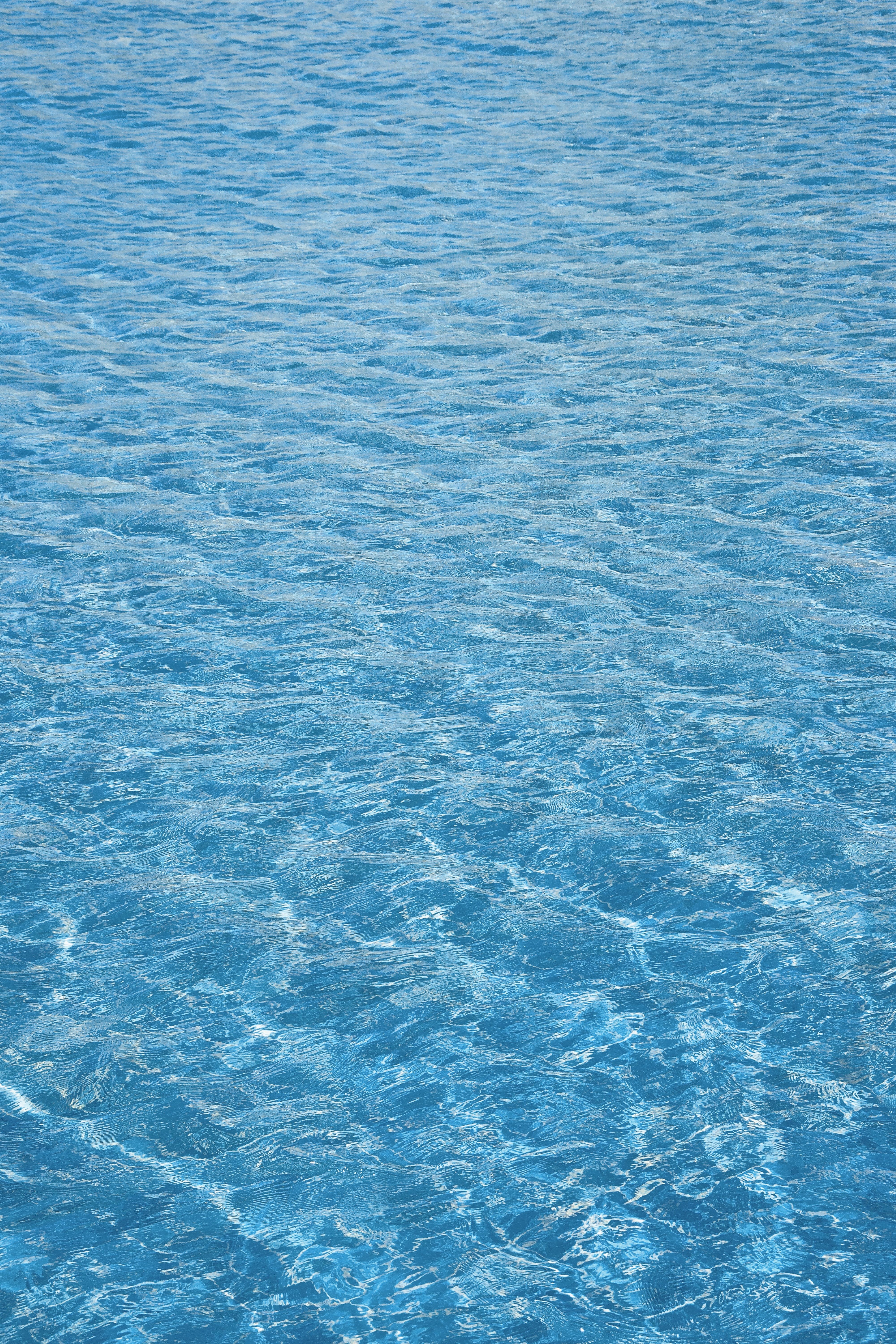 Superficie De Agua Azul Tranquila A La Luz Del Sol · Foto de stock gratuita