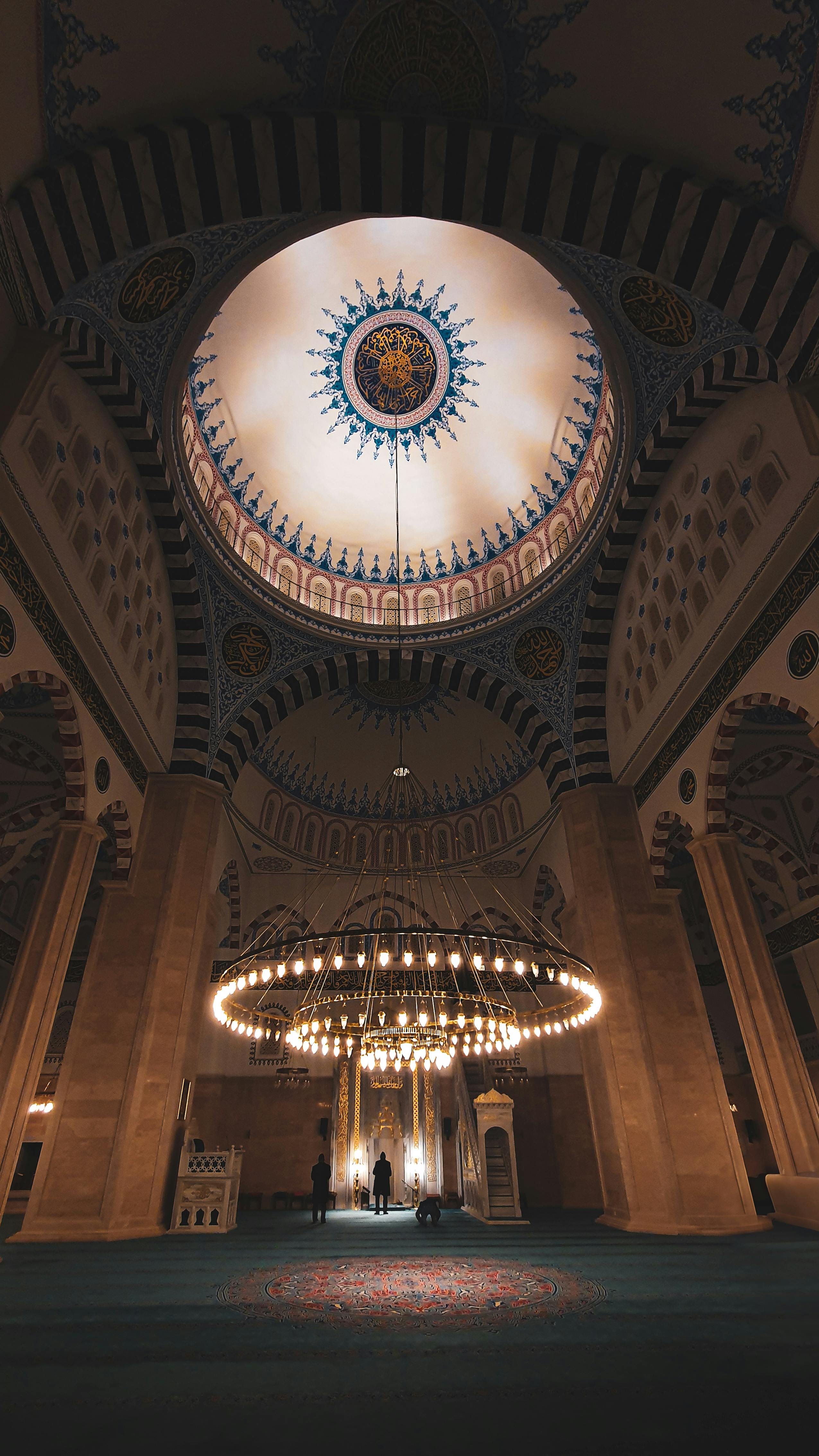 Grand Mosque Interior with Ornate Ceiling · Free Stock Photo