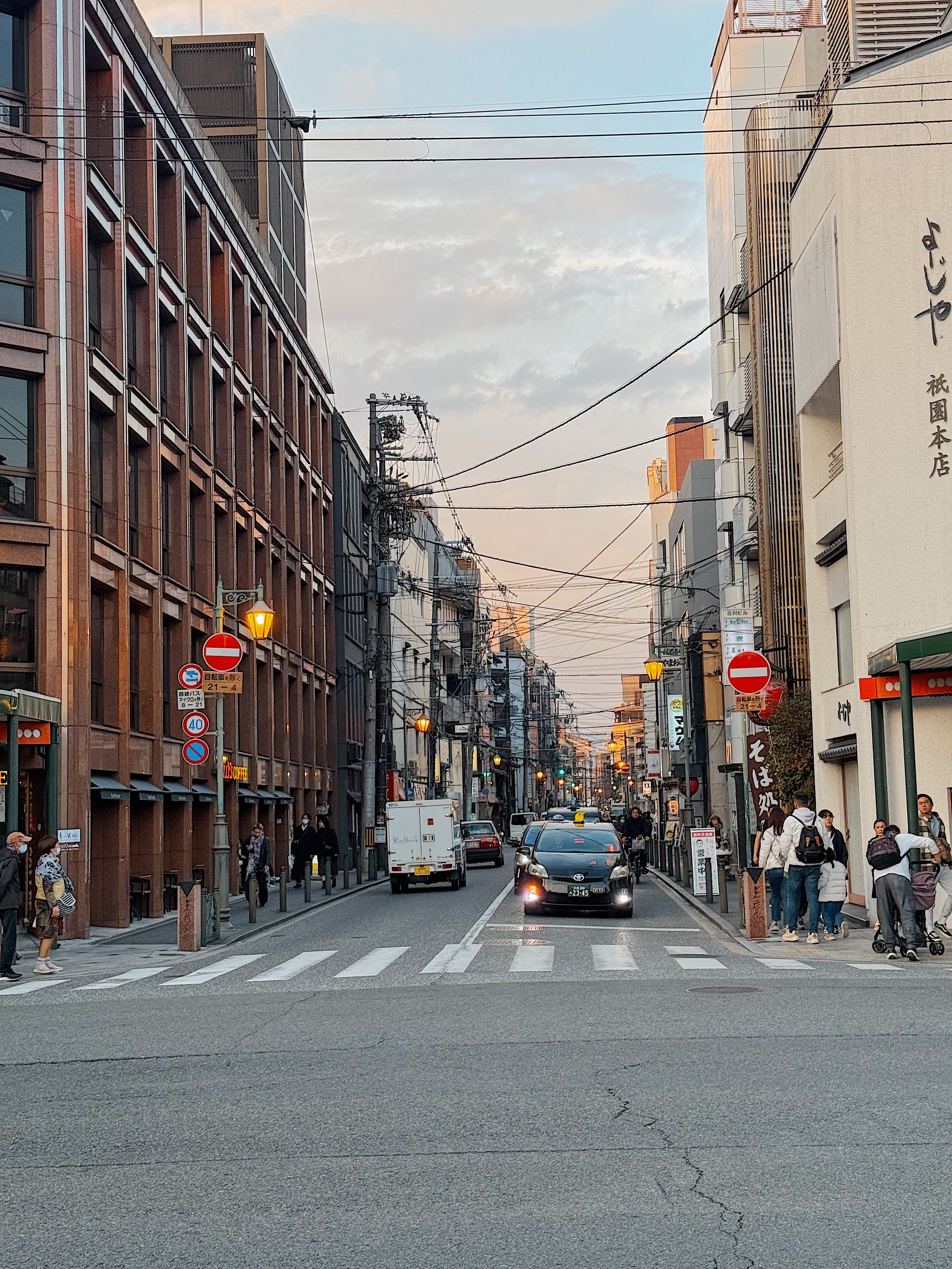 Busy Urban Street Scene in Tokyo at Dusk · Free Stock Photo