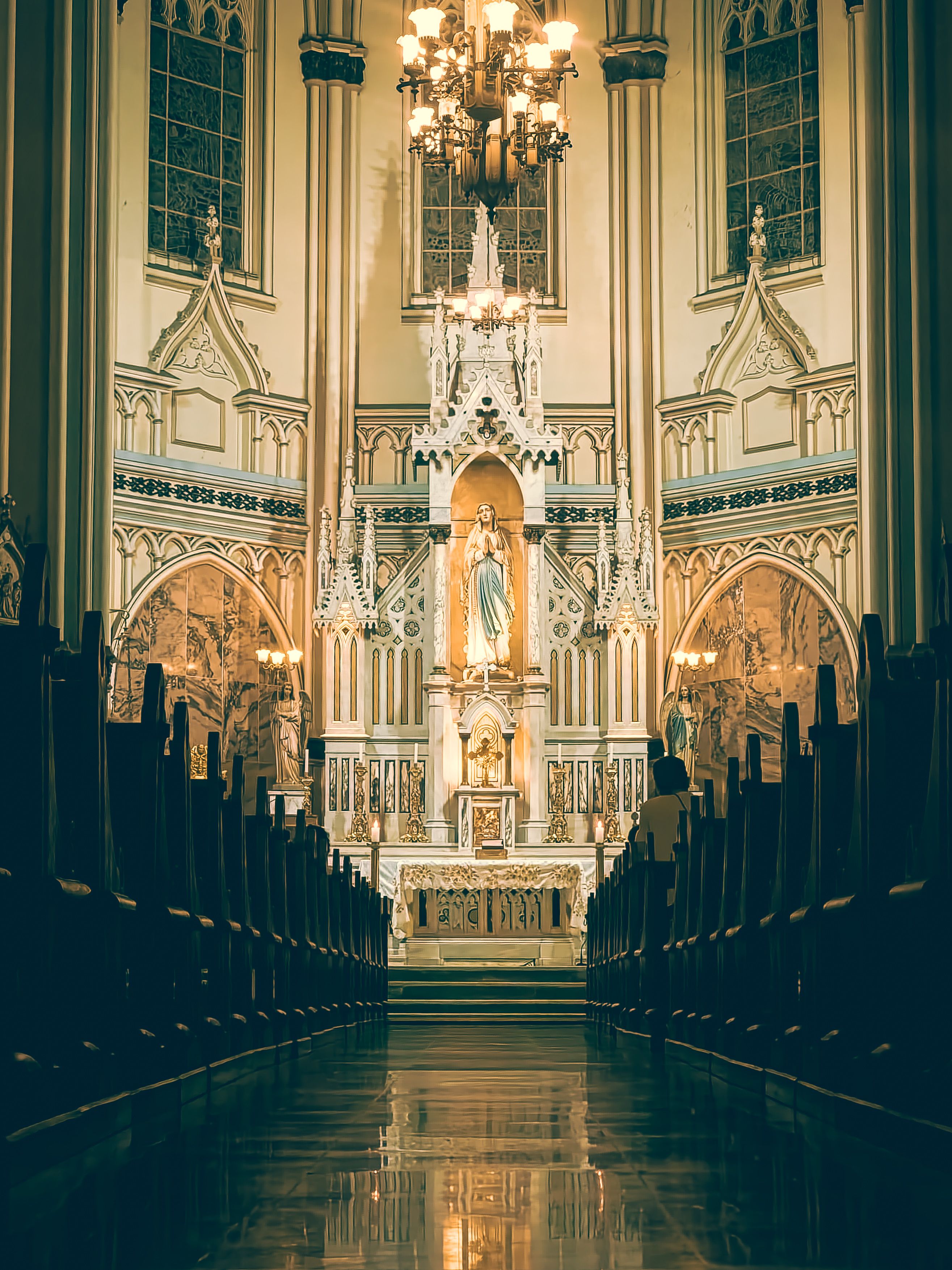 Elegante Interior De Catedral Con Altar Detallado · Foto de stock gratuita