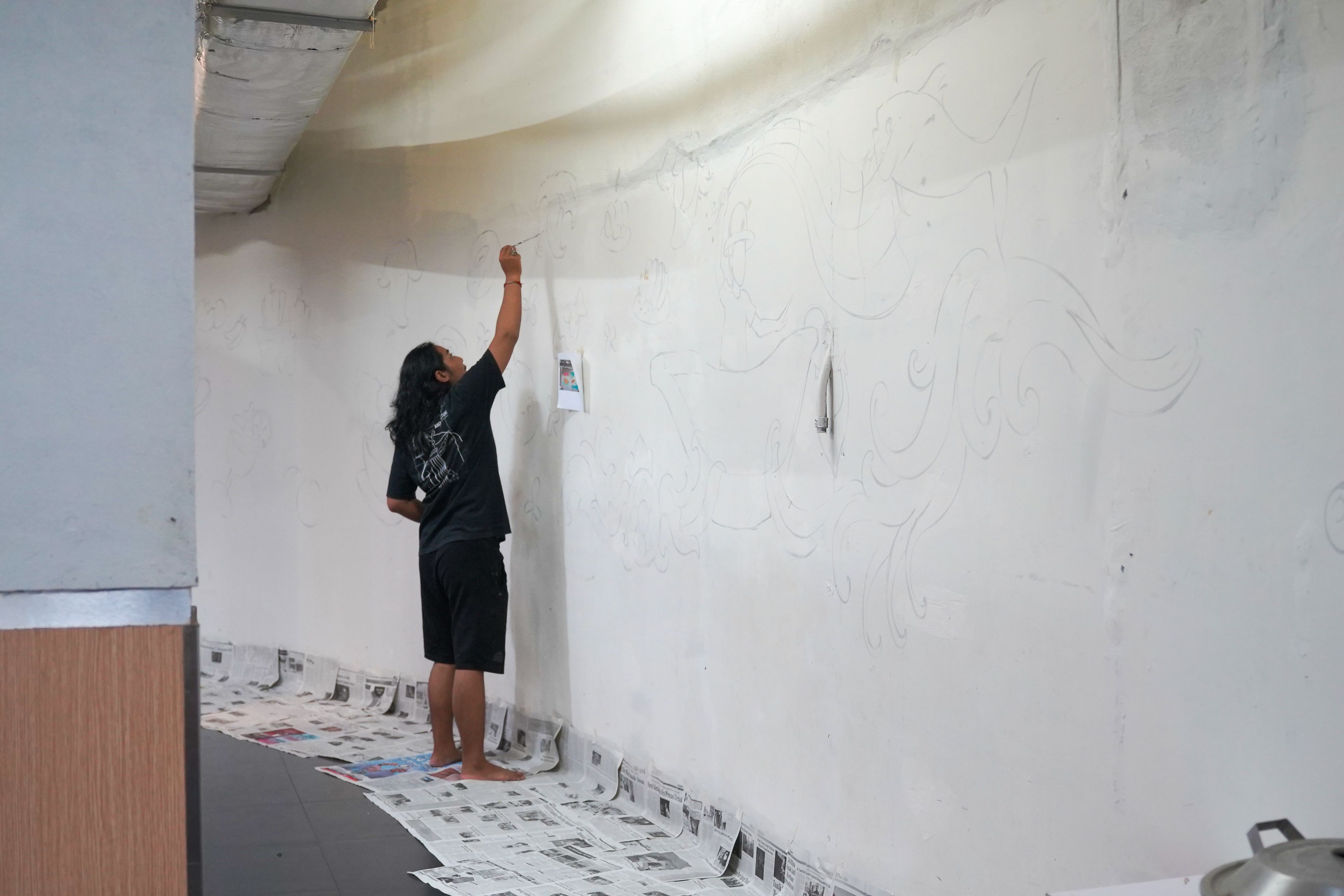 Seniman Membuat Sketsa Mural Budaya Di Dalam Ruangan · Foto Stok Gratis