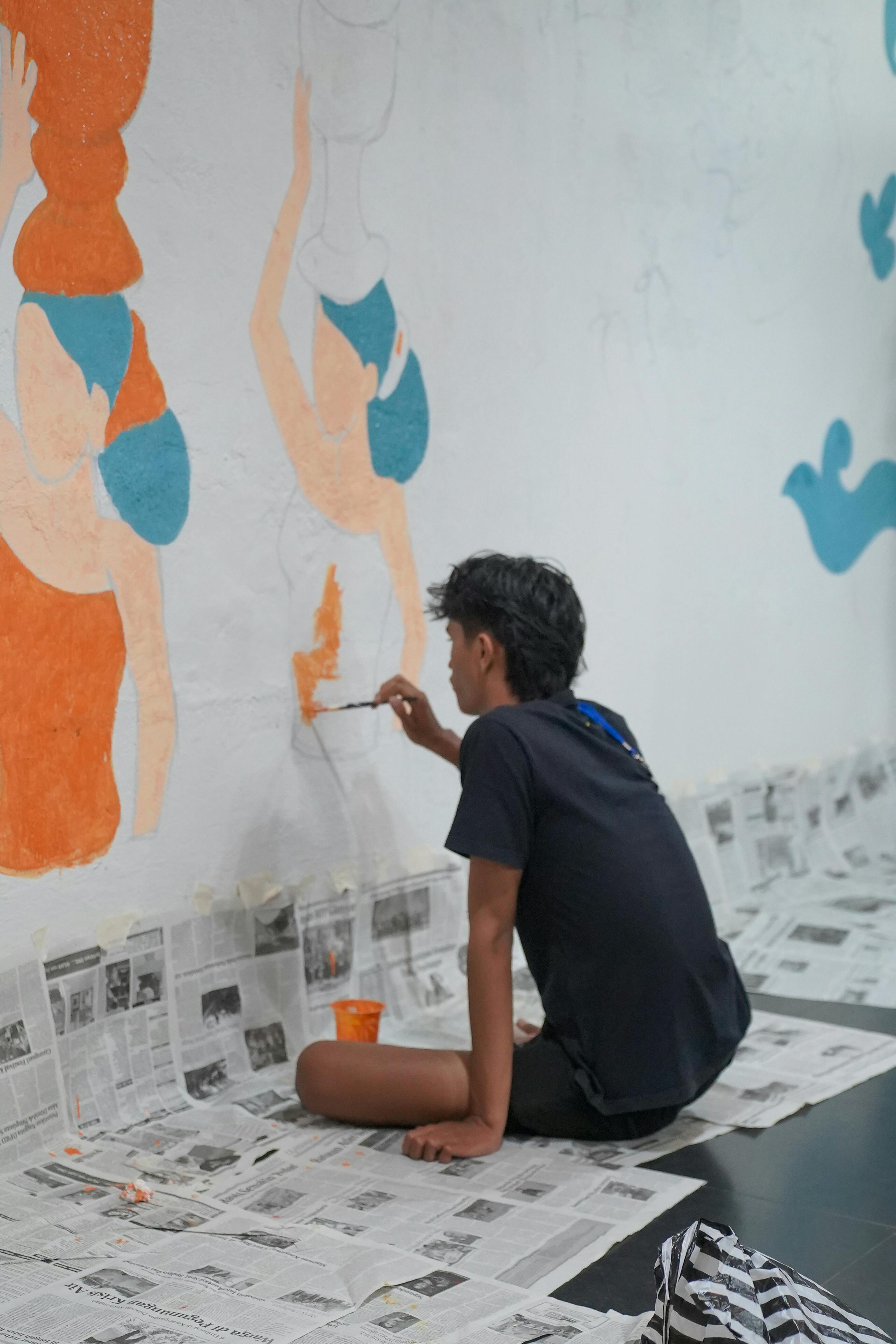 Seniman Bali Melukis Mural Warna Warni Di Dalam Ruangan · Foto Stok Gratis