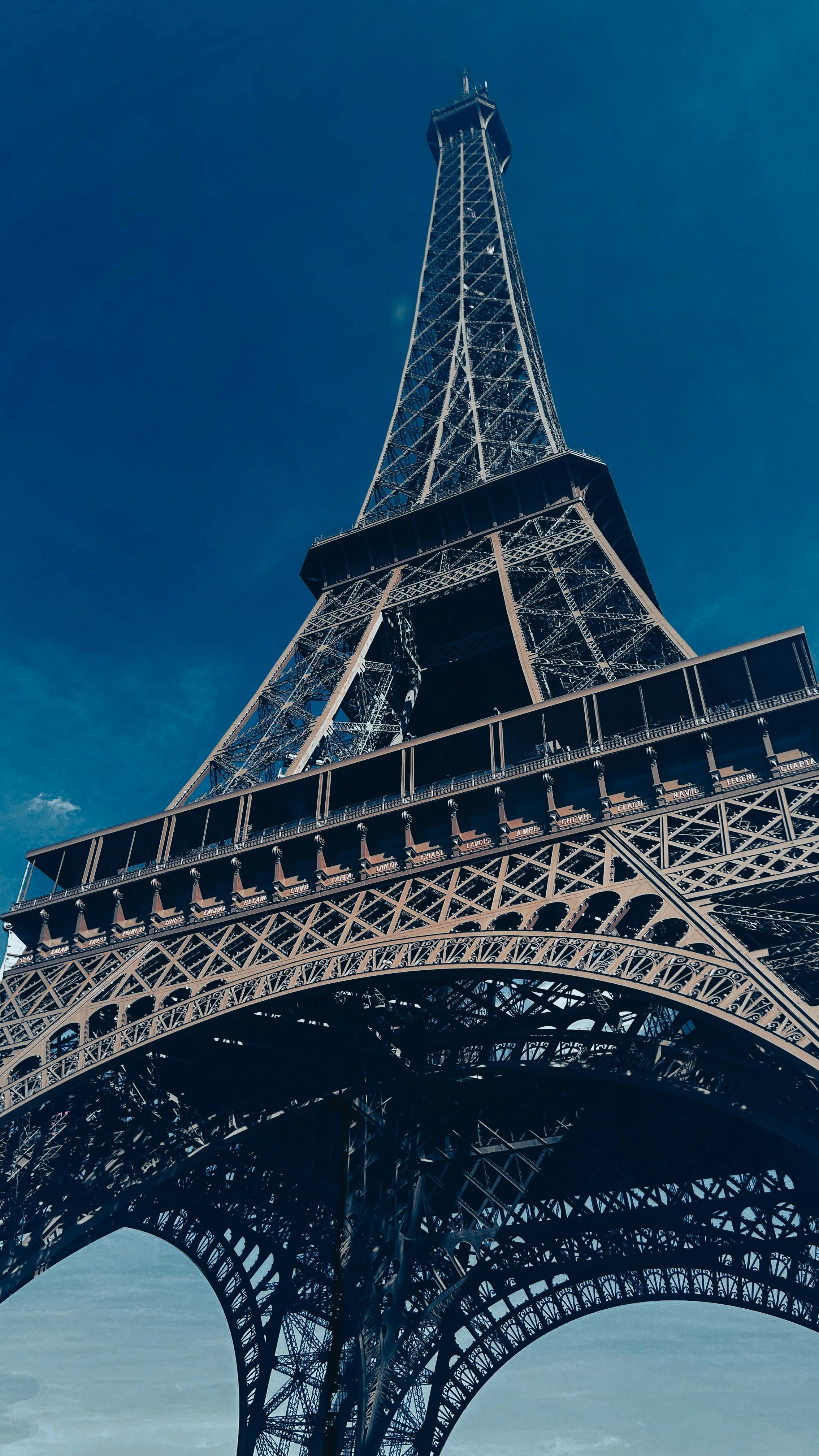 Stunning View of the Eiffel Tower in Paris · Free Stock Photo