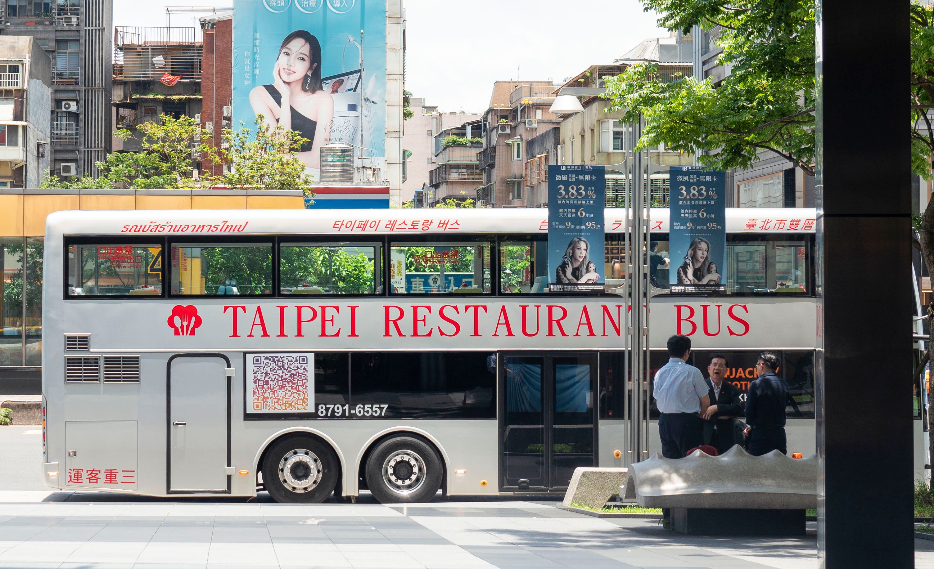 Taipei Restaurant Bus in Urban Cityscape · Free Stock Photo