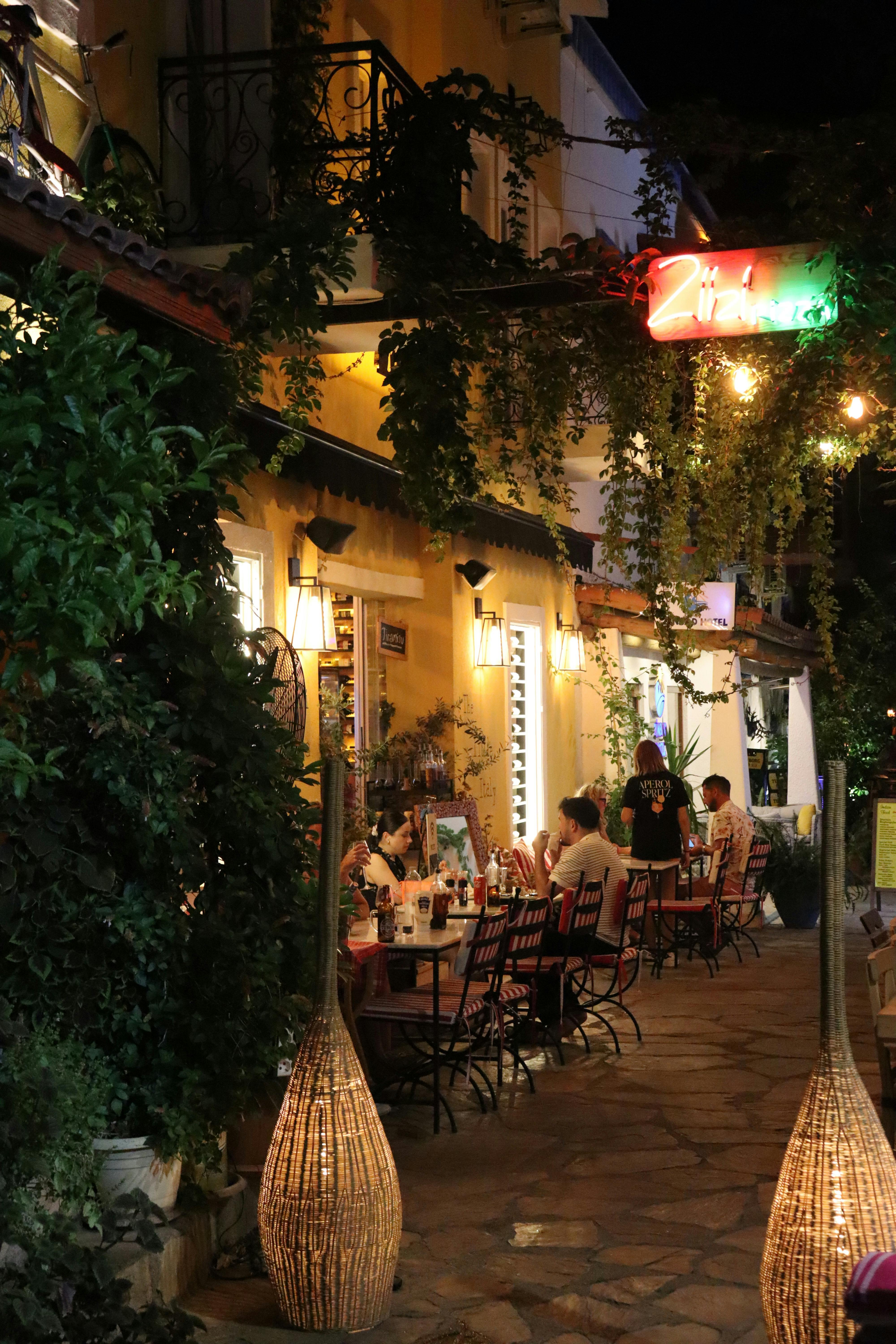 Charming Outdoor Courtyard Dining at Night · Free Stock Photo