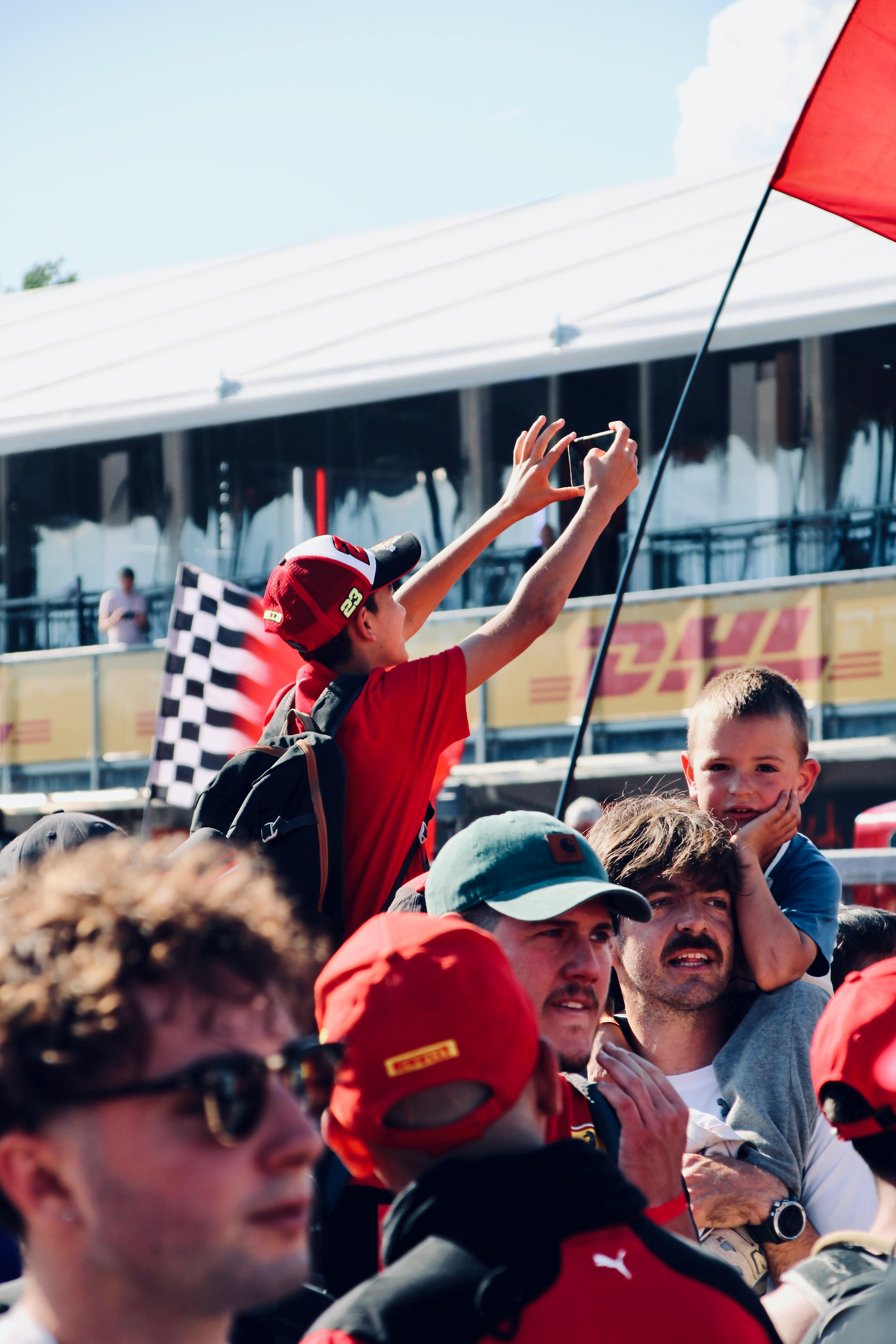 Les Fans Apprécient La Course De Formule 1 à Imola · Photo gratuite