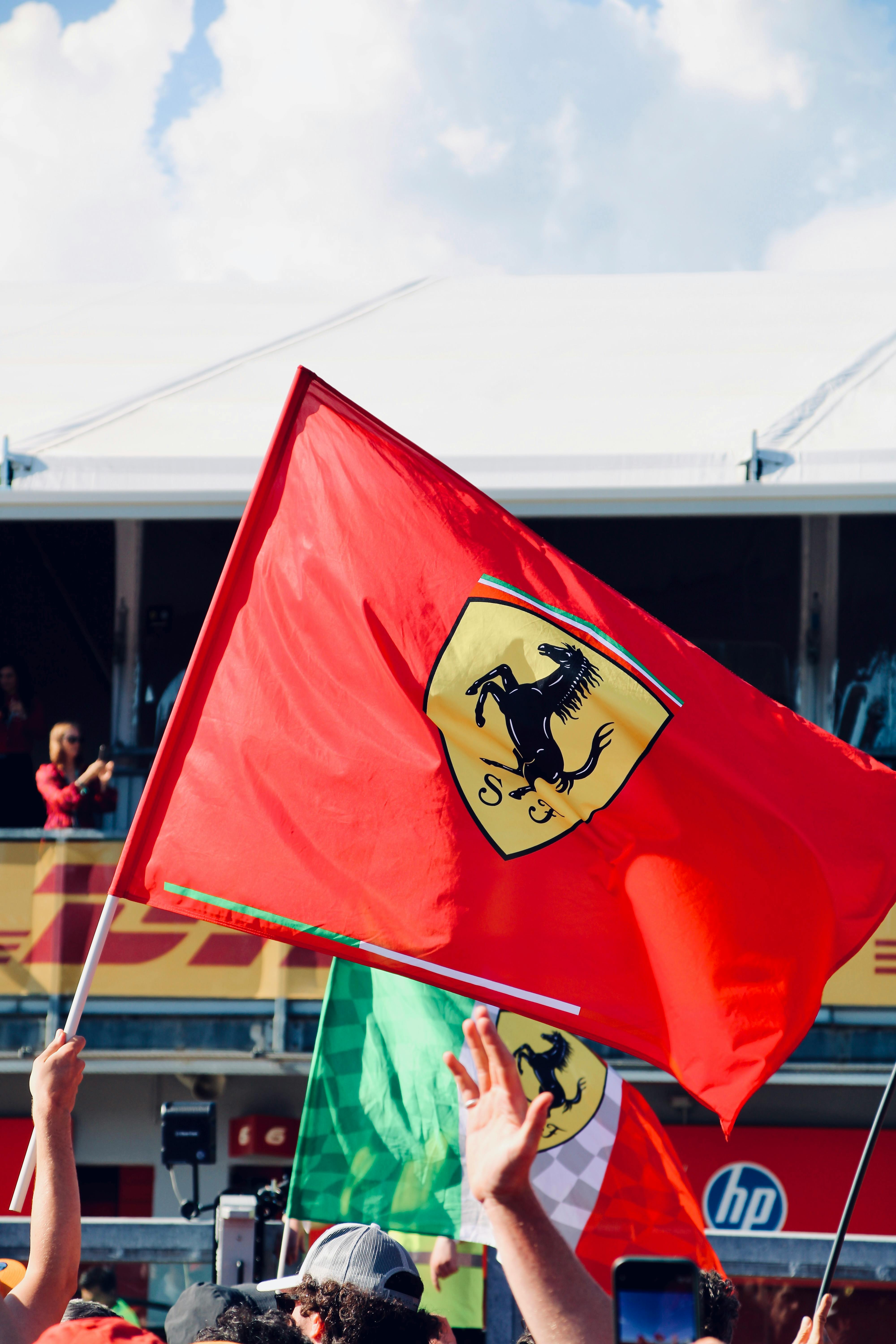 La Bandiera Ferrari Sventola All'evento Di Formula 1 A Imola · Immagine ...