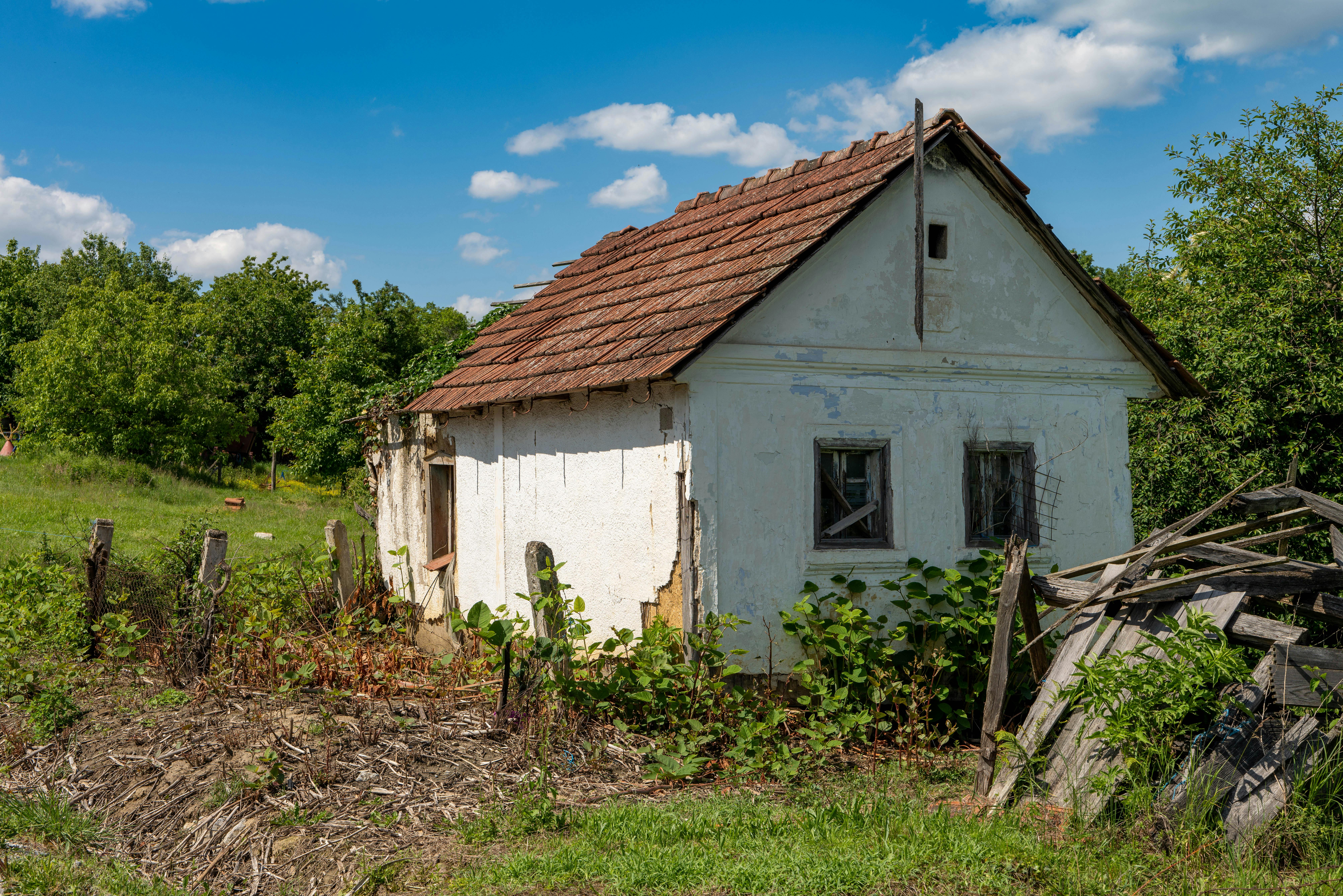 Charming Old Cottage in Dišnik Countryside · Free Stock Photo