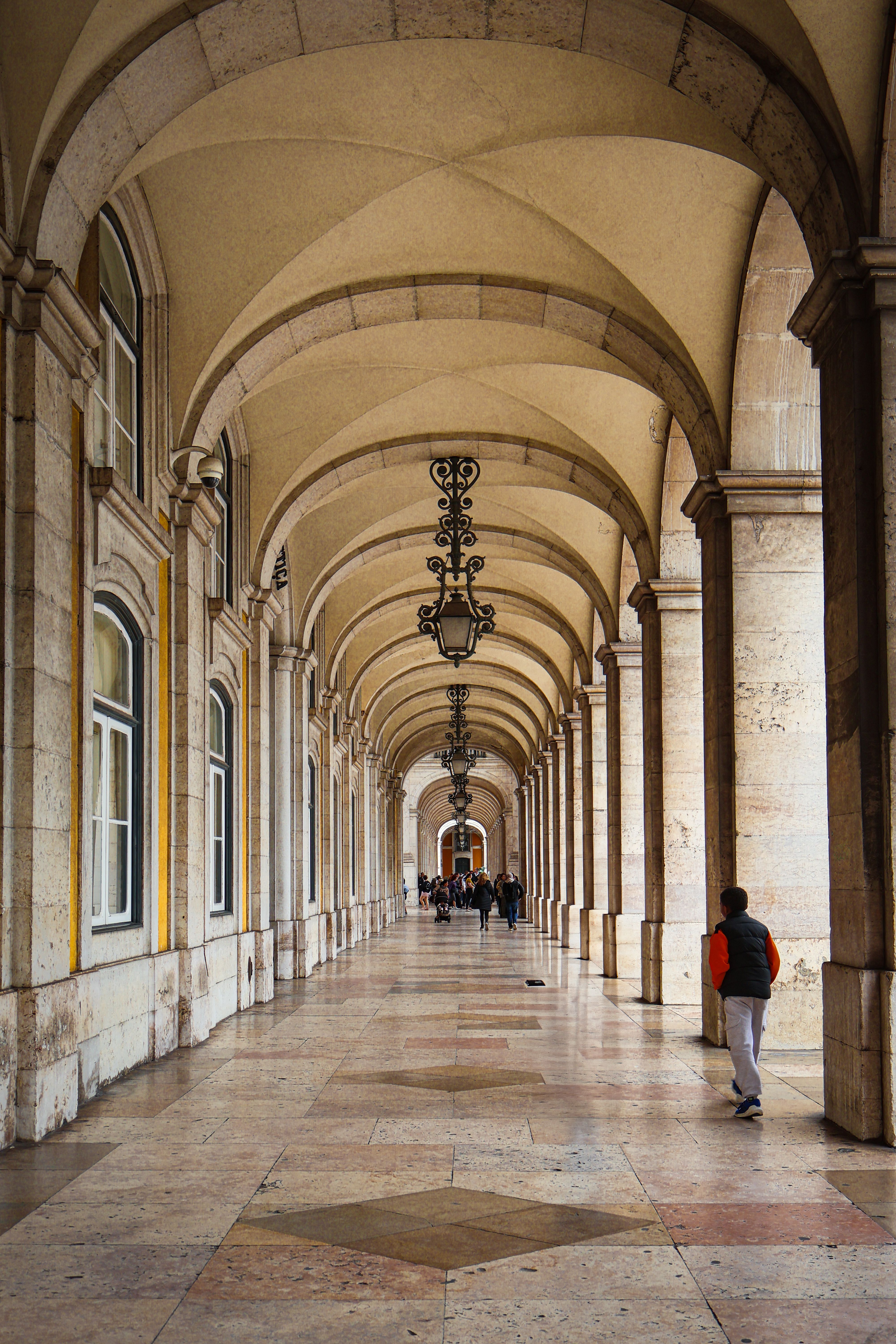 Elegant Arched Walkway with Stunning Architecture · Free Stock Photo