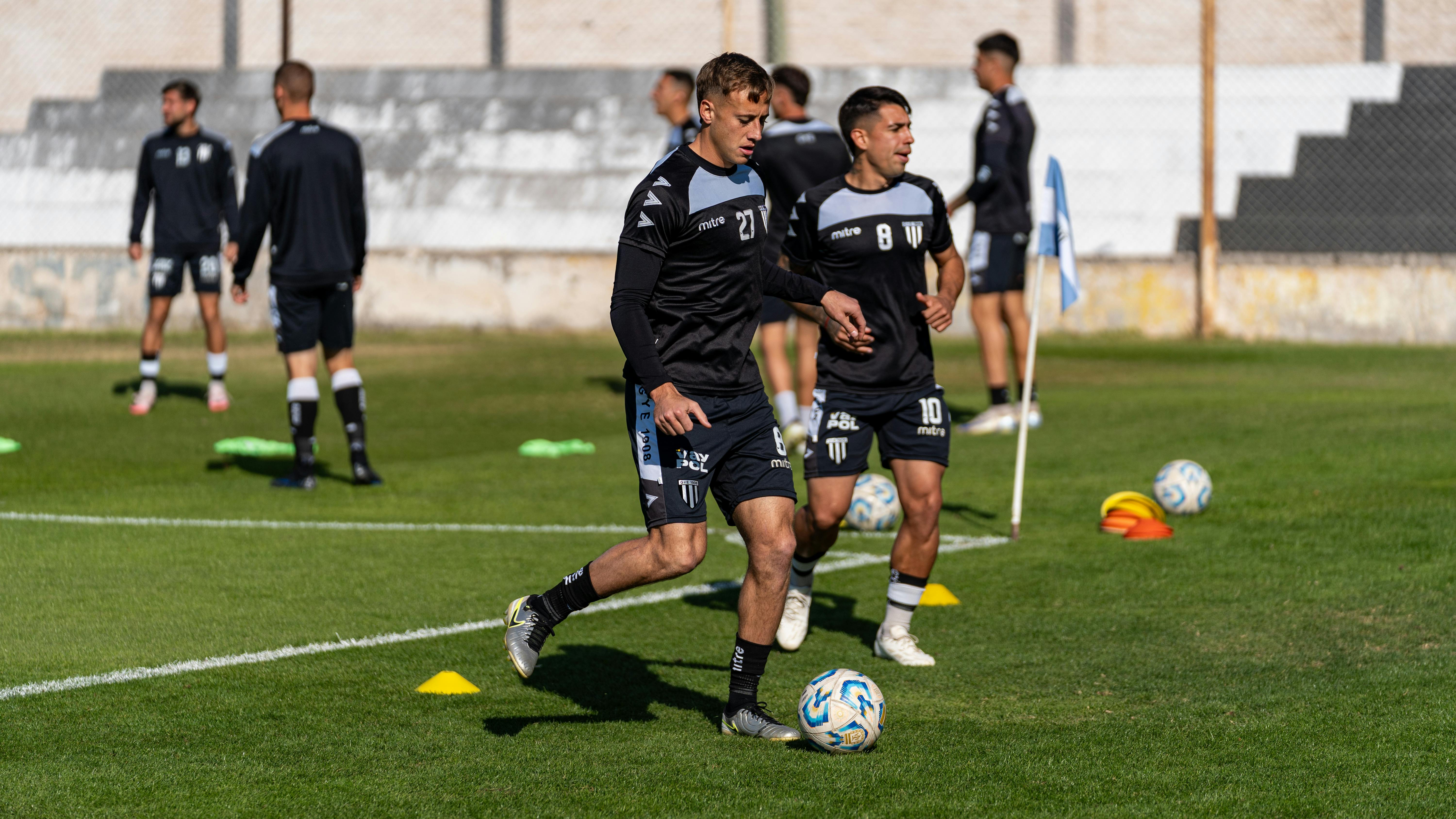 Jóvenes Futbolistas Entrenando Al Aire Libre · Foto de stock gratuita
