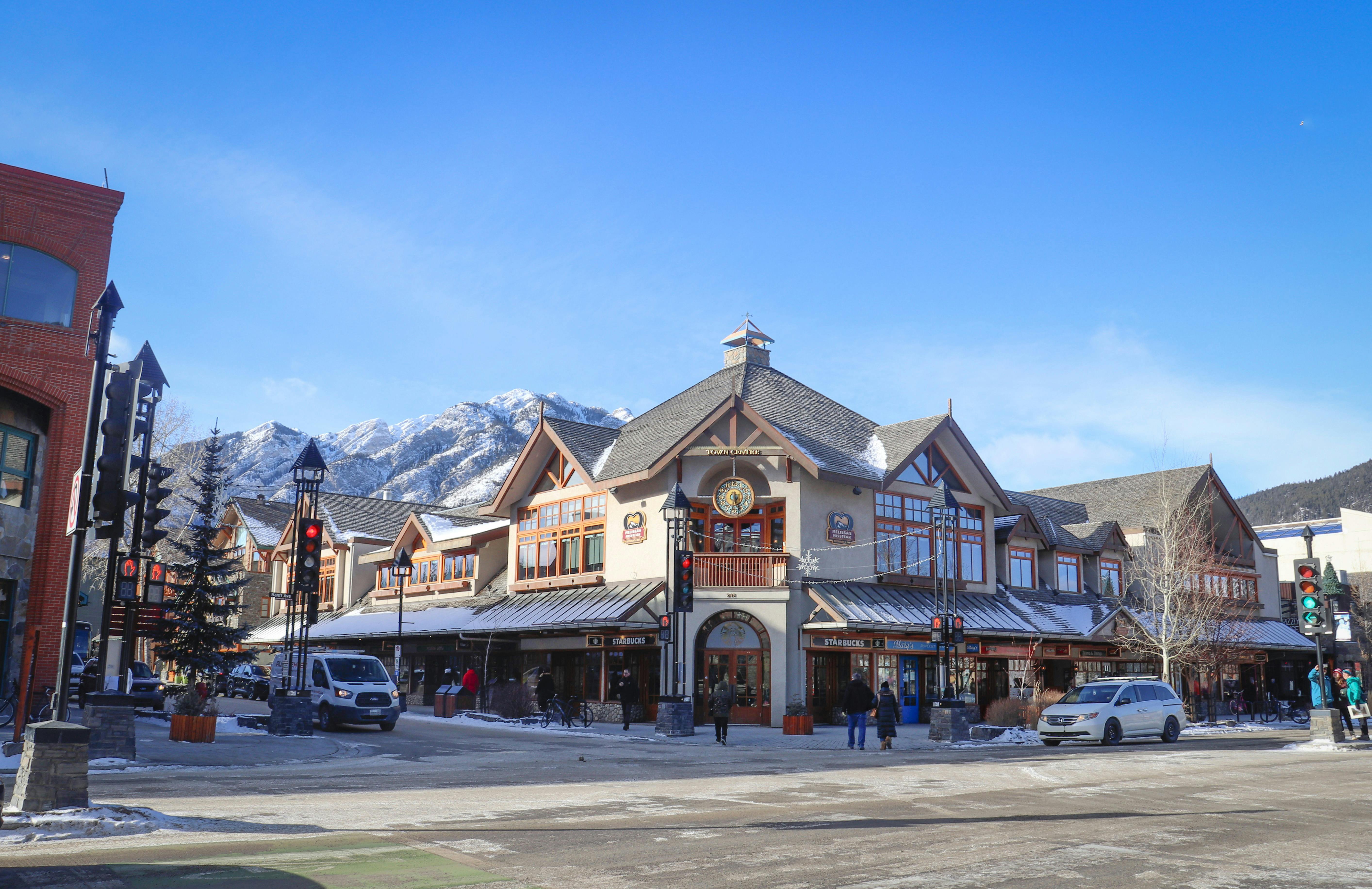 Charming Street View in Banff Town, Alberta · Free Stock Photo