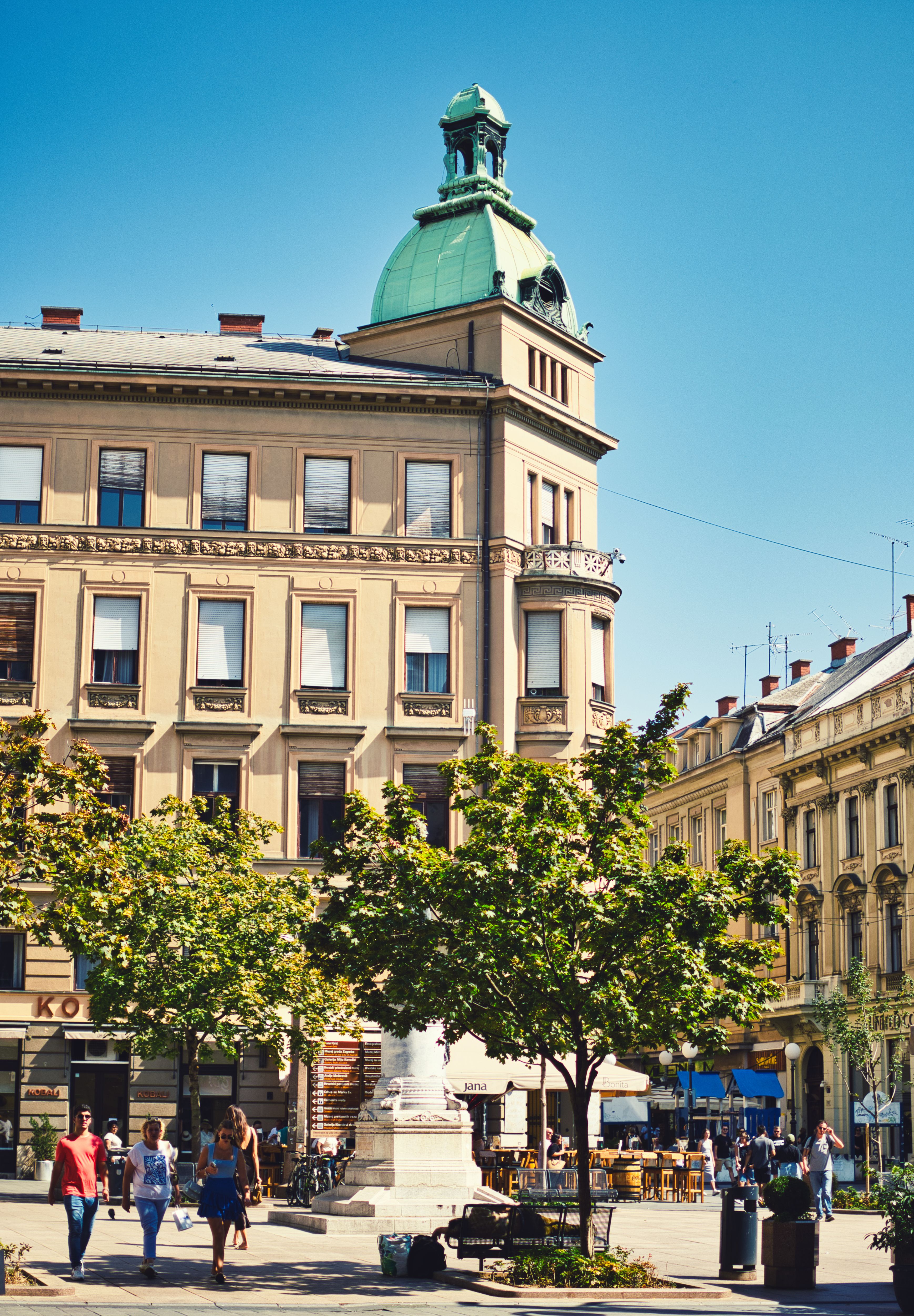 Charming European Square with Historic Buildings · Free Stock Photo