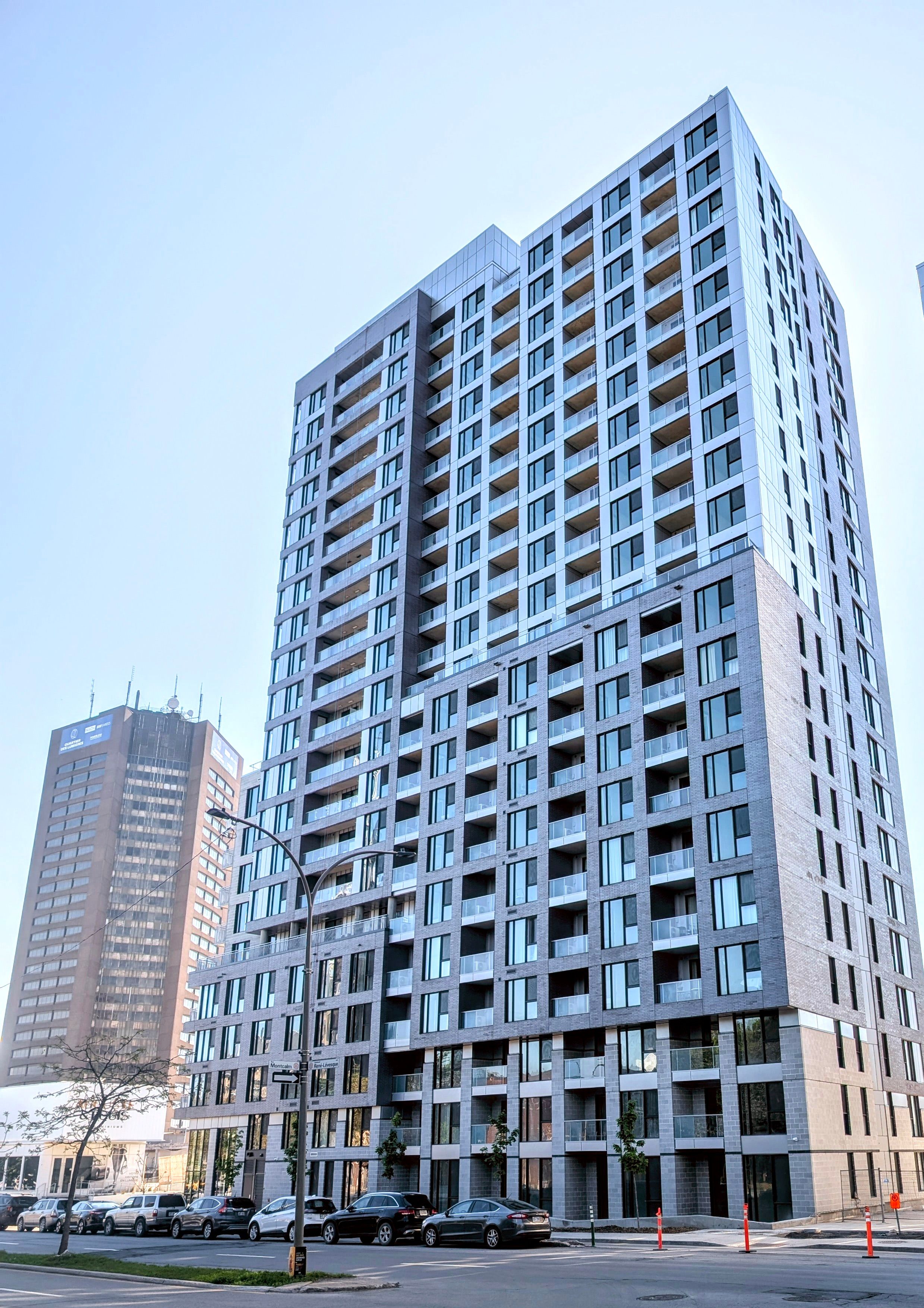 Immeuble De Grande Hauteur Moderne Au Centre Ville De Montréal · Photo ...
