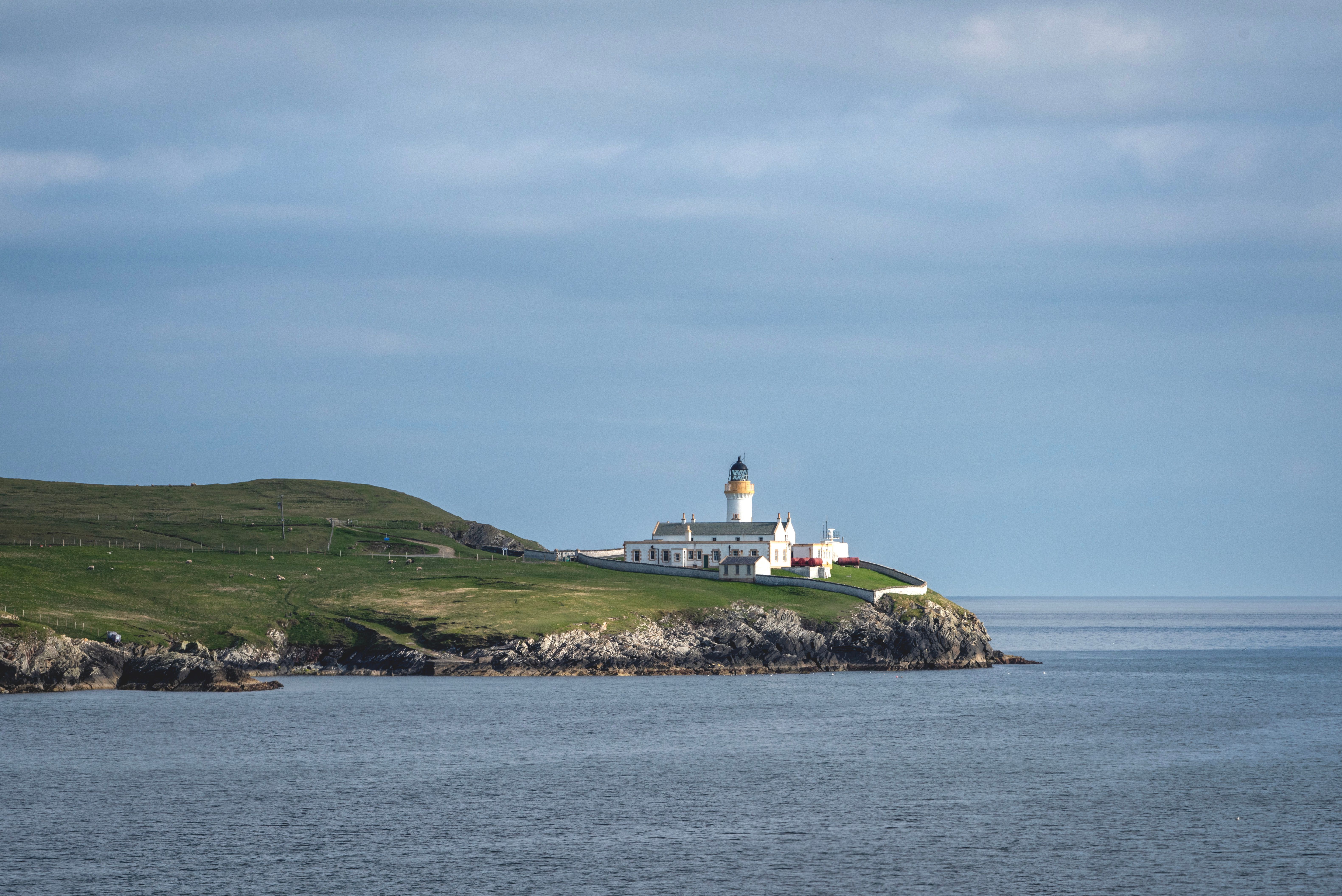 Lighthouse on Breathtaking Scottish Island Coastline · Free Stock Photo