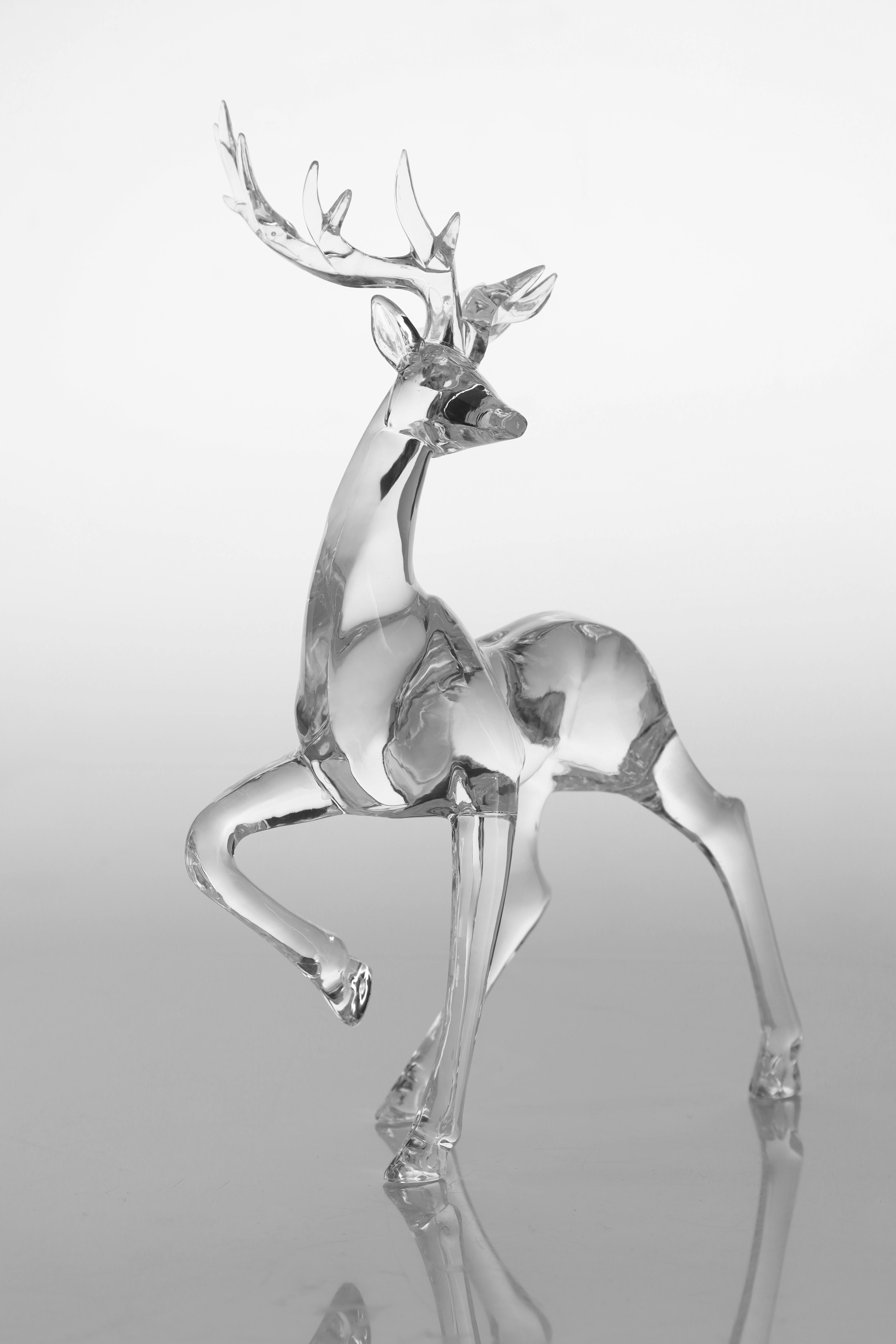Elegant Glass Reindeer Statue on Reflective Surface · Free Stock Photo