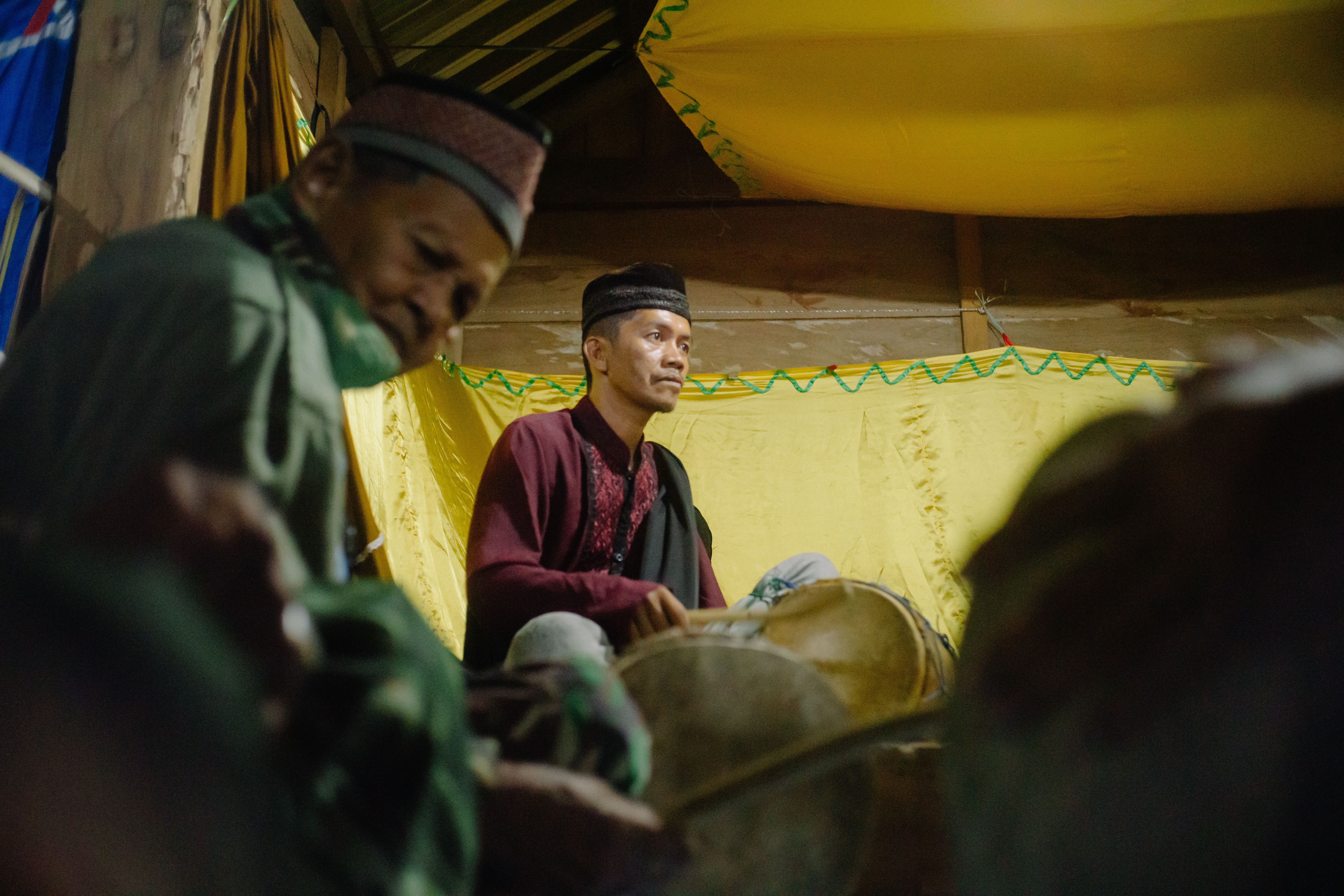 Actuación Musical Tradicional Indonesia En Interiores · Foto de stock ...