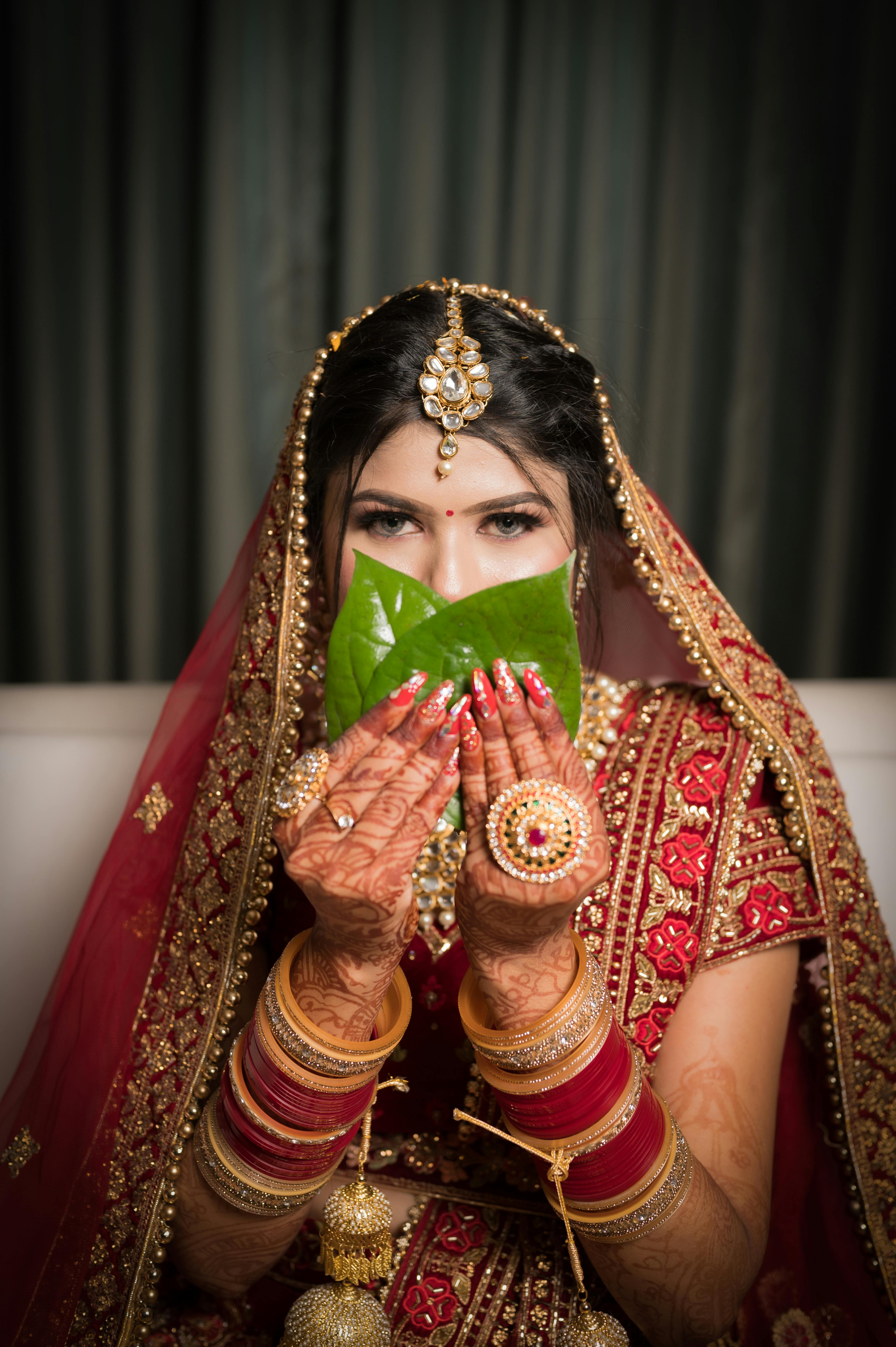 Mariée Indienne Traditionnelle Tenant Des Feuilles De Bétel · Photo ...