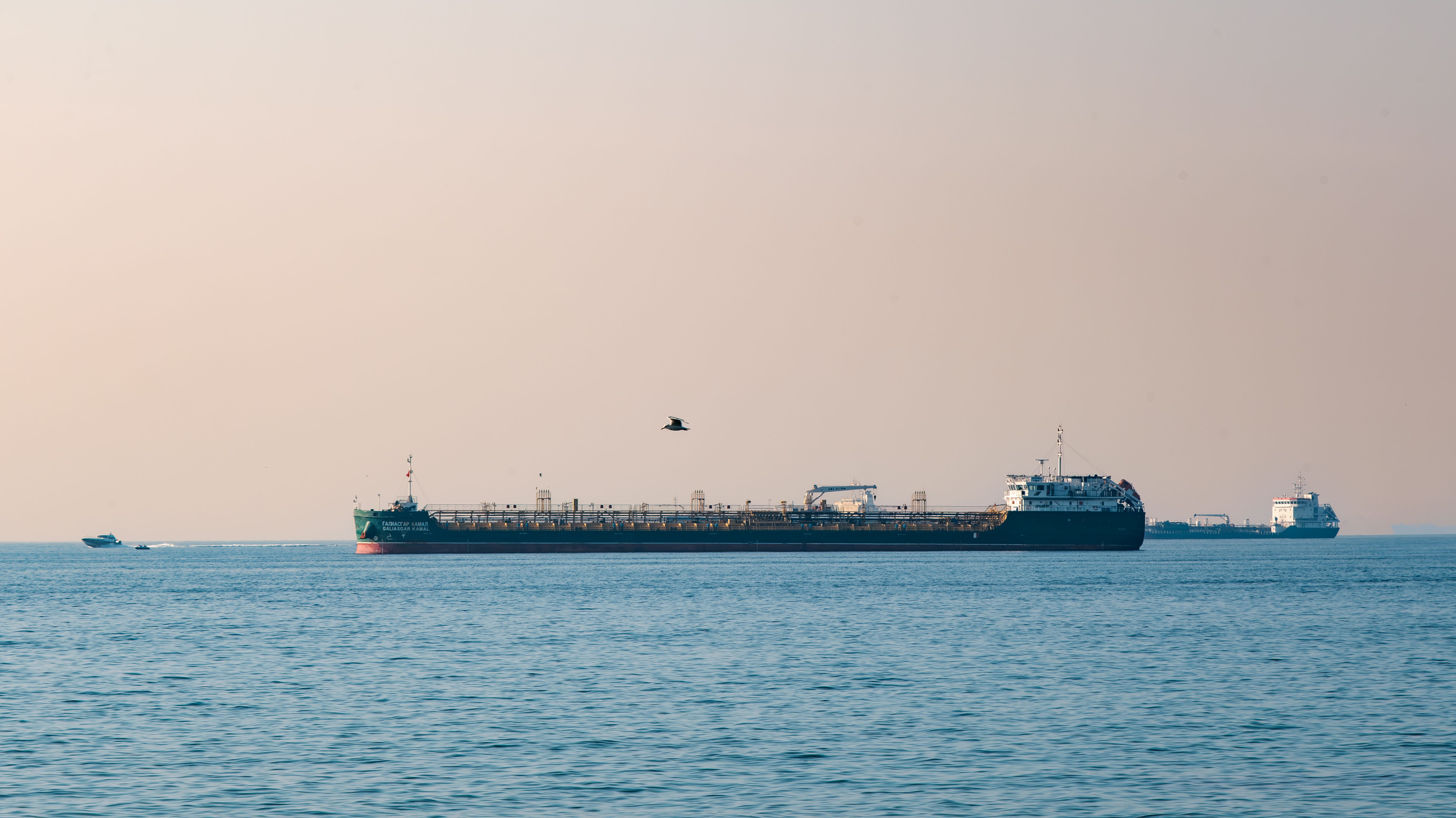 Water Tankers Photos, Download The BEST Free Water Tankers Stock Photos ...