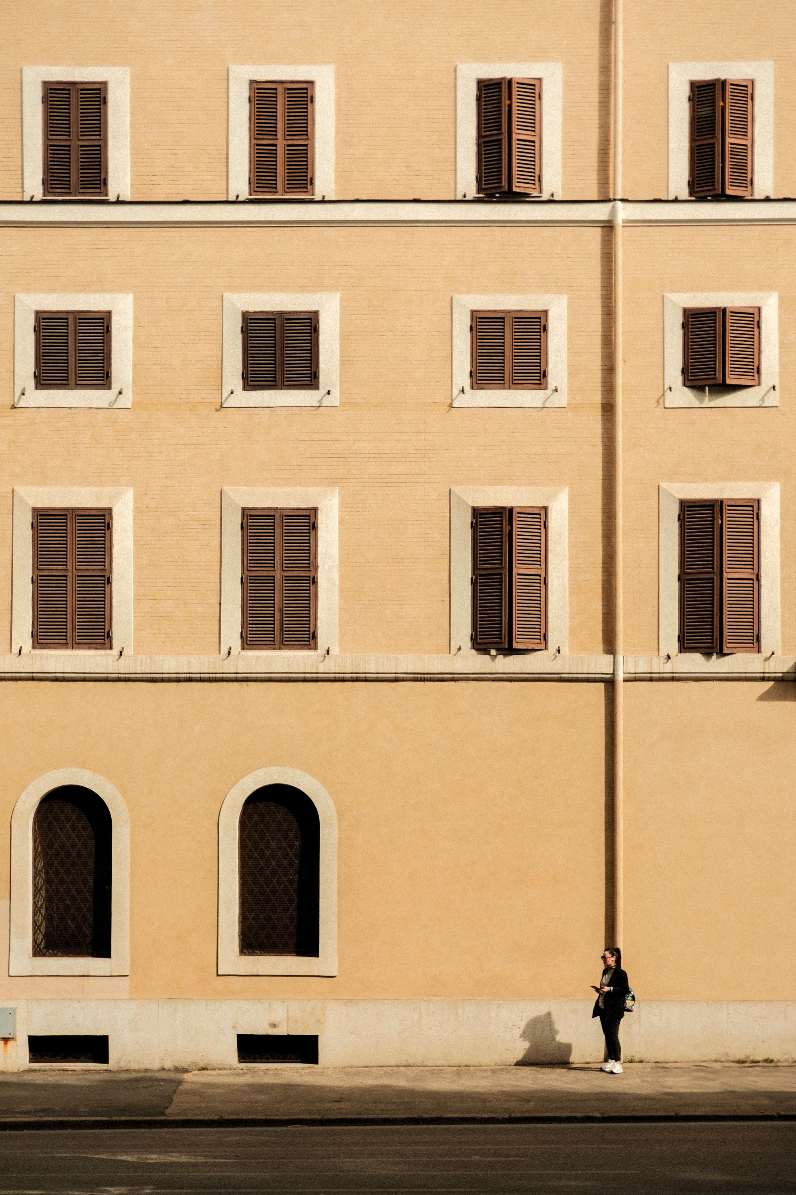 Minimalist Street Scene with Beige Building · Free Stock Photo