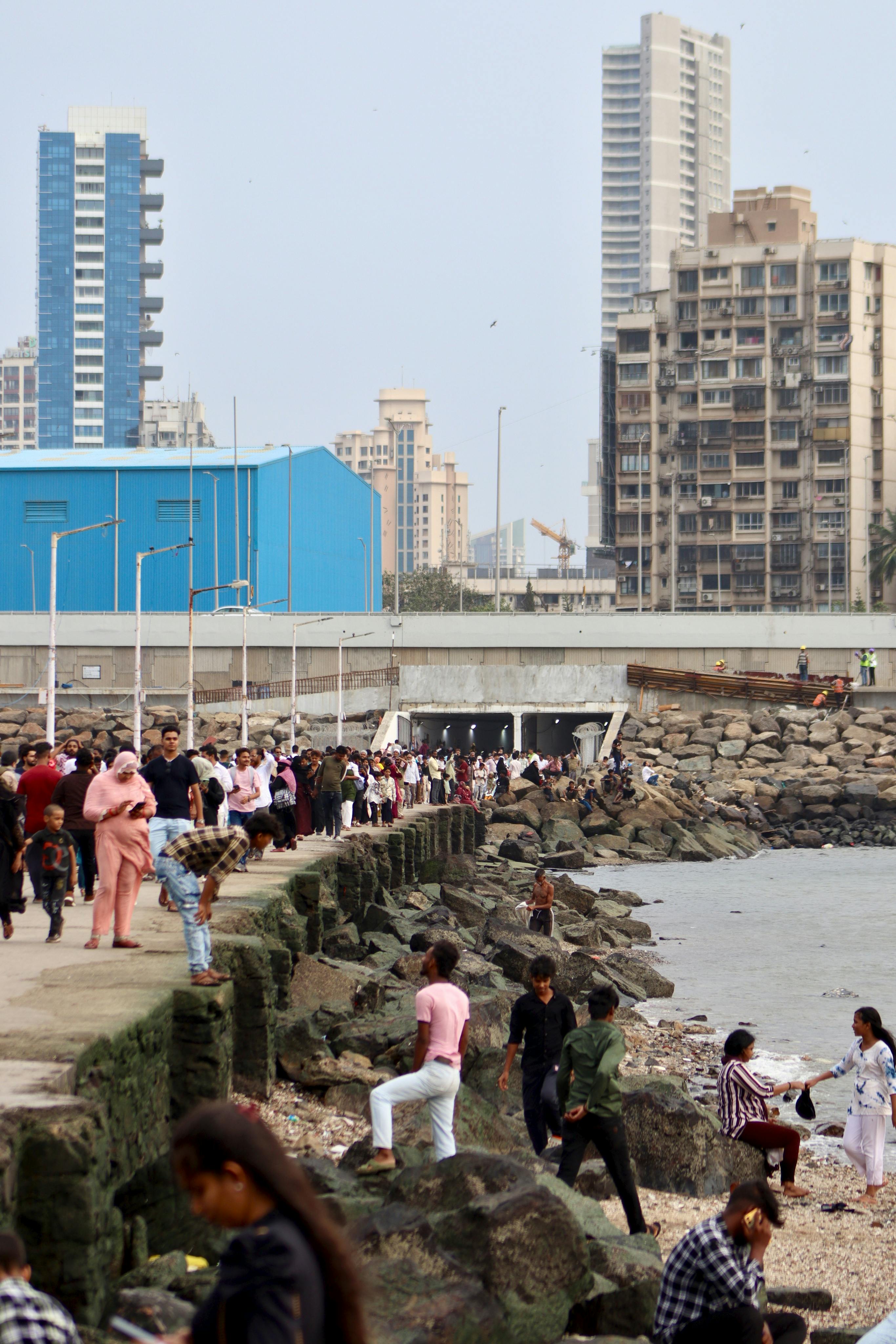 Crowded Waterfront Promenade in Mumbai, India · Free Stock Photo