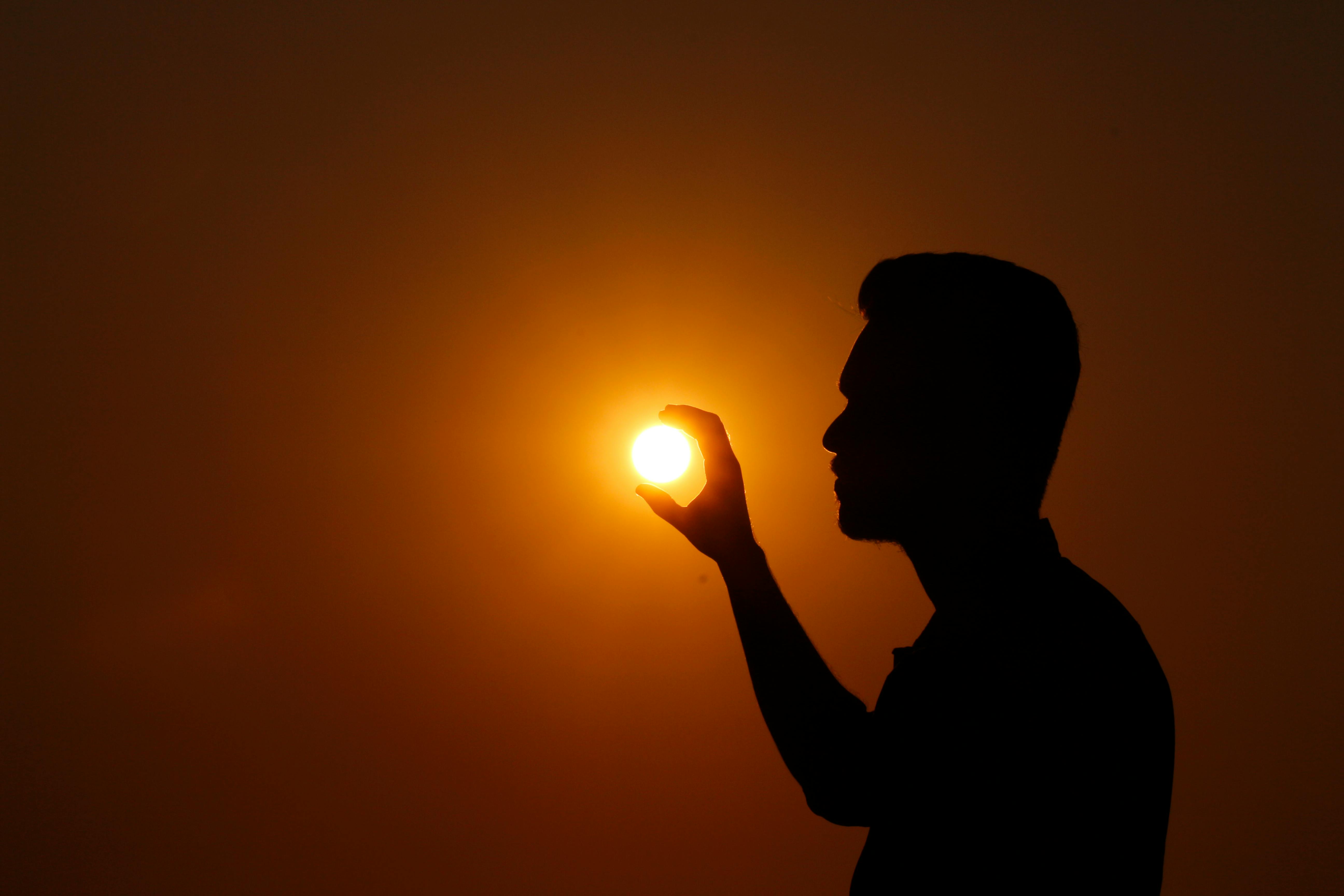 How many hours does a TV backlight last?