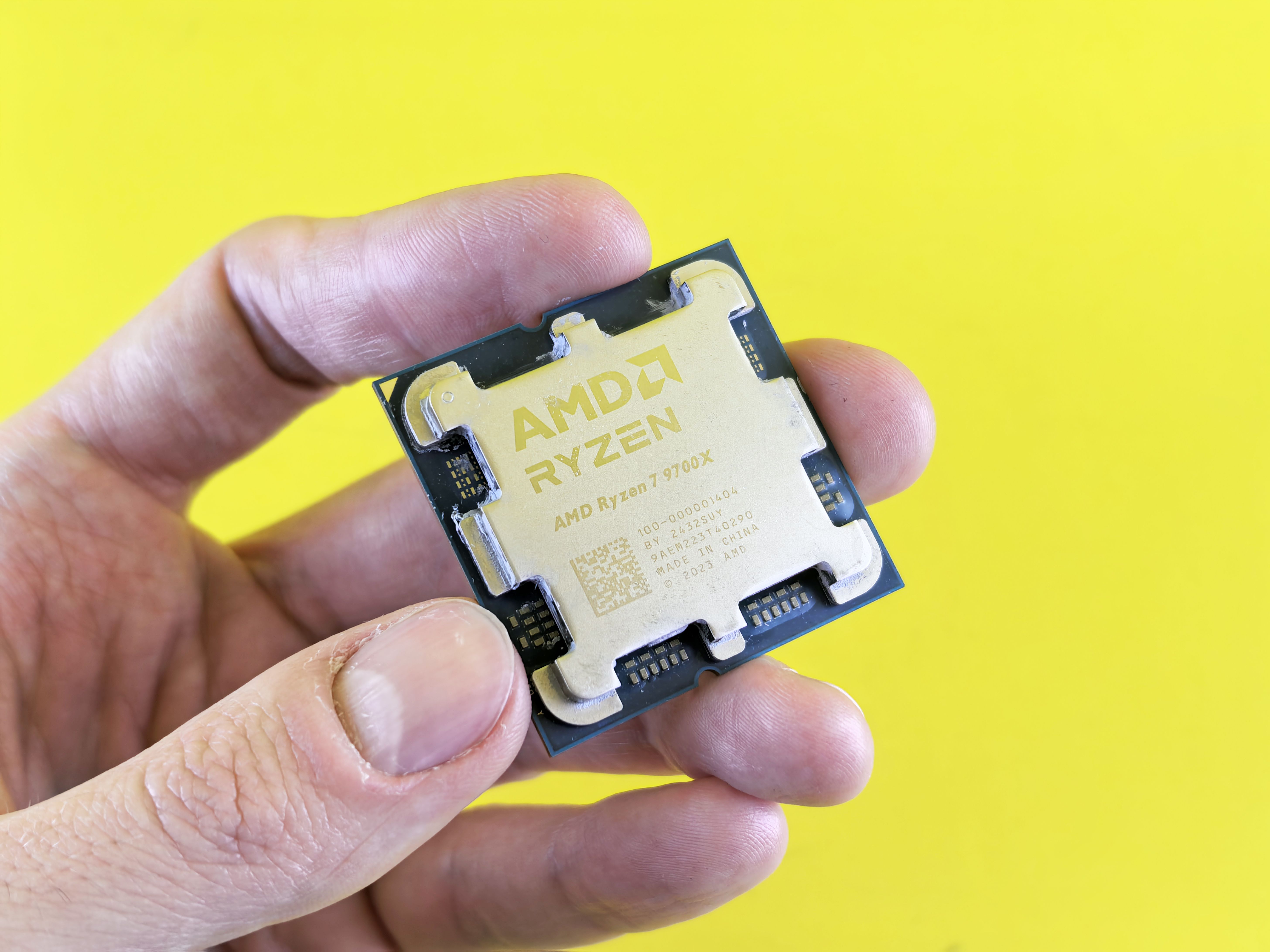 Primer Plano Del Procesador Amd Ryzen 7 9700 X En La Mano · Foto de ...