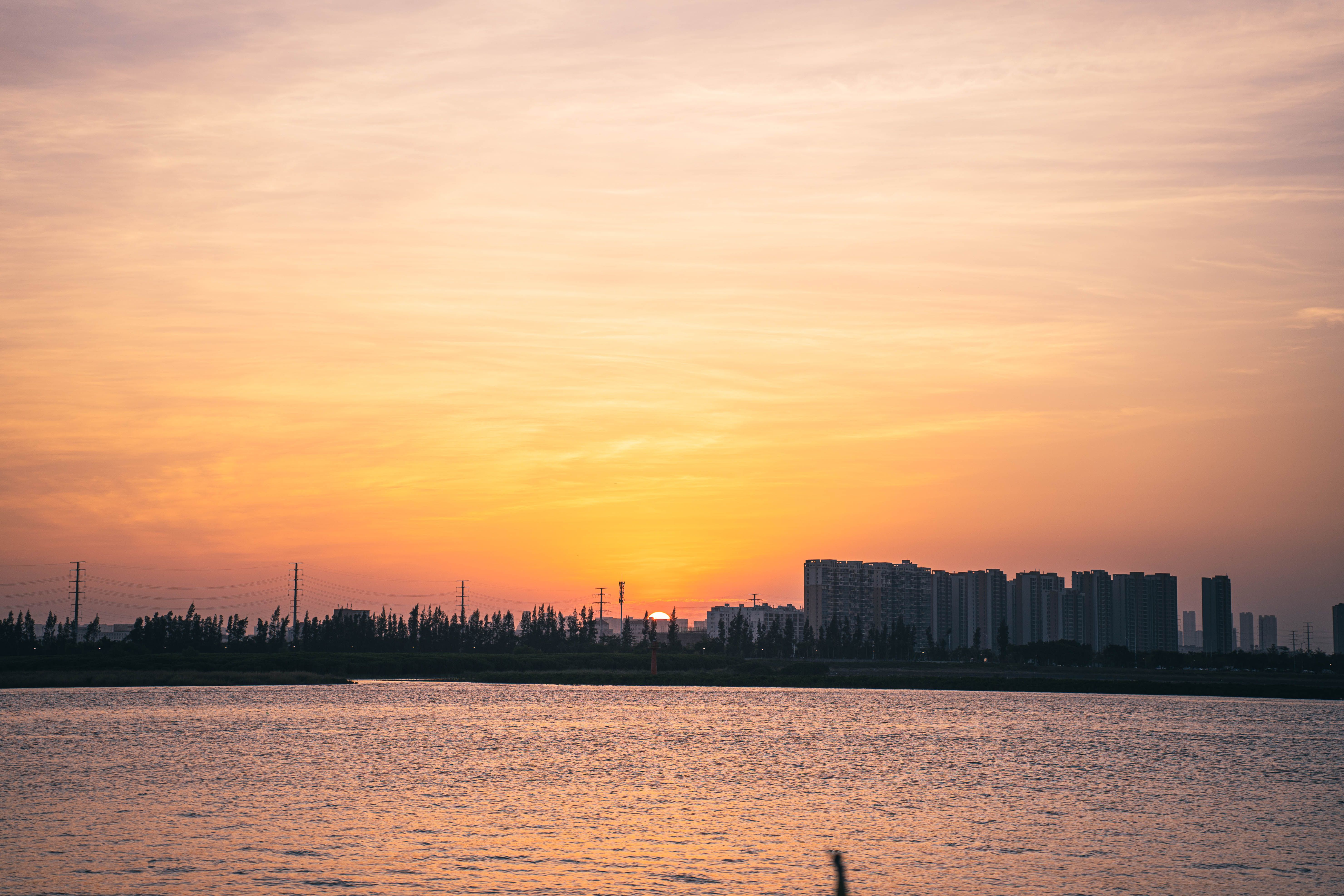Vibrant Urban Sunset over Waterfront Skyline · Free Stock Photo