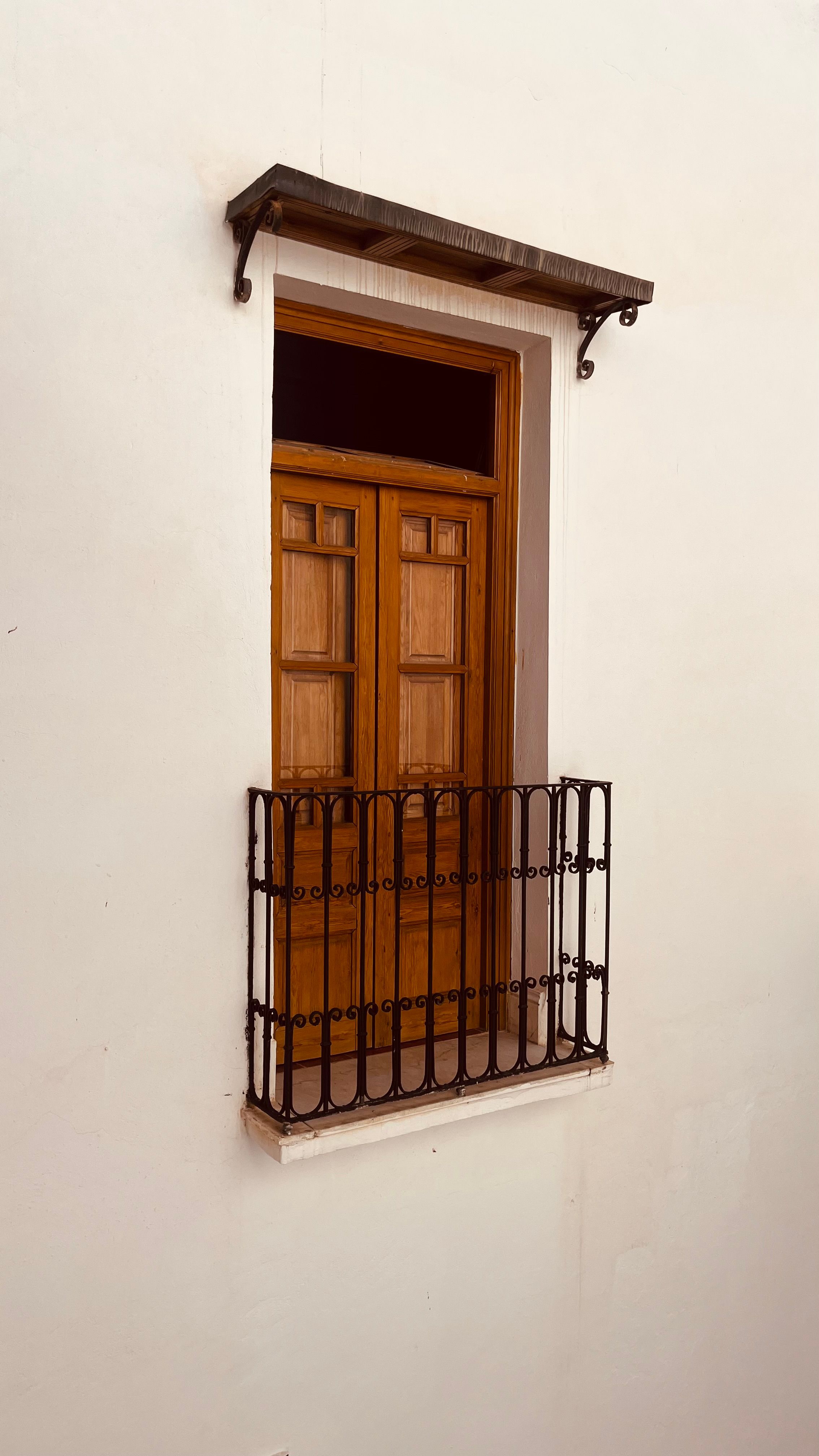 Encantadora Ventana Rústica De Madera Con Rejas De Hierro · Foto de ...