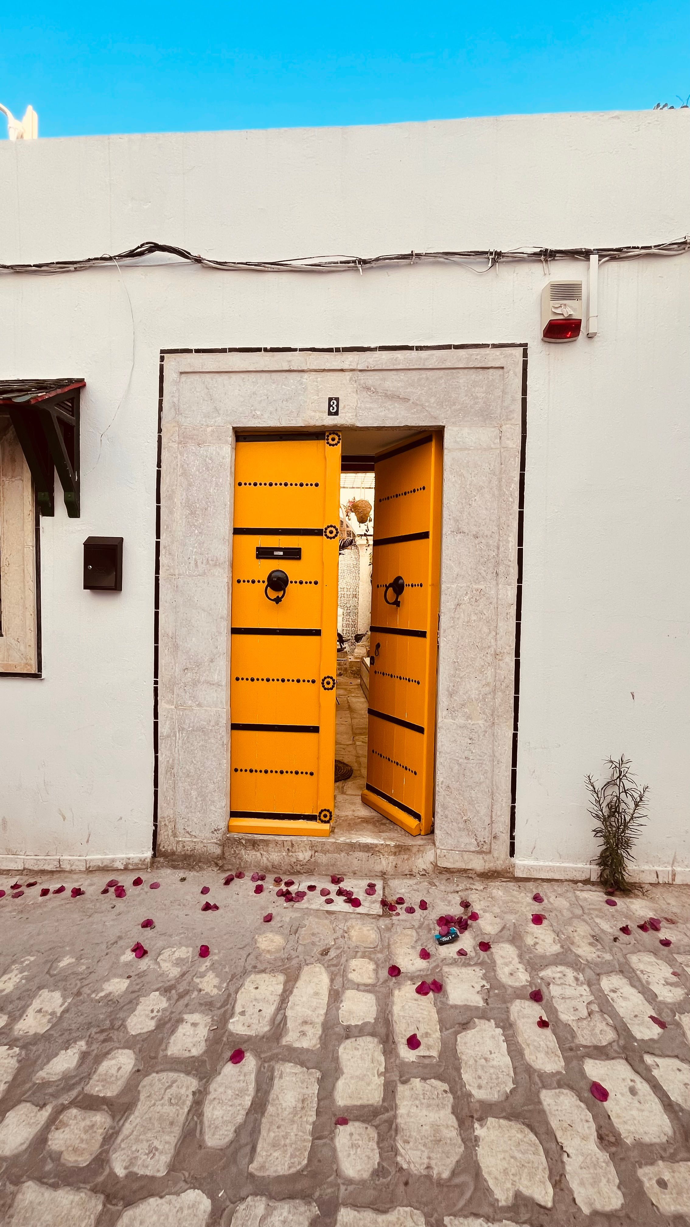Puerta Amarilla Abierta En Un Edificio De Piedra Blanca · Foto de stock ...