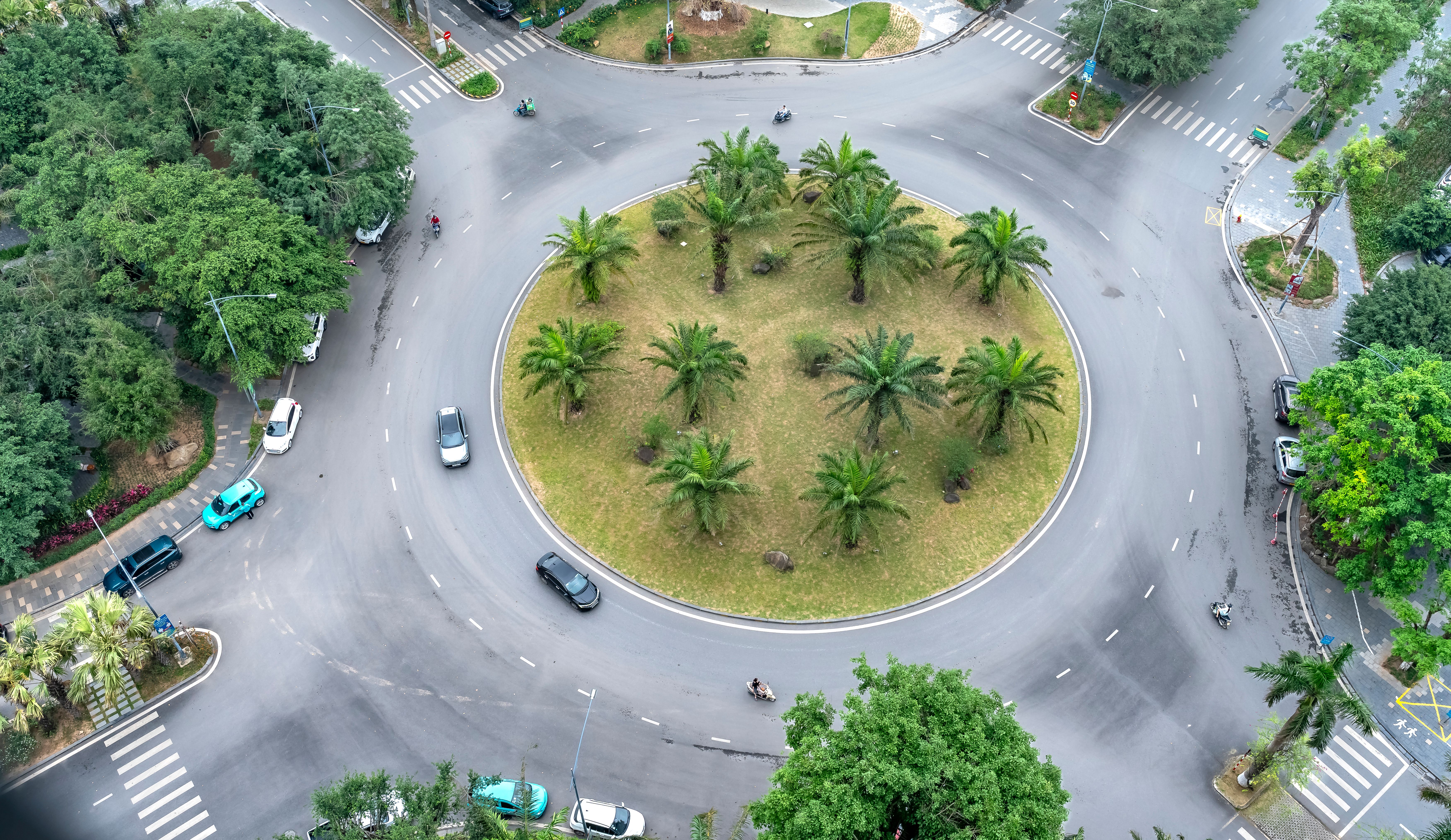 Roundabout on a House Estate · Free Stock Photo