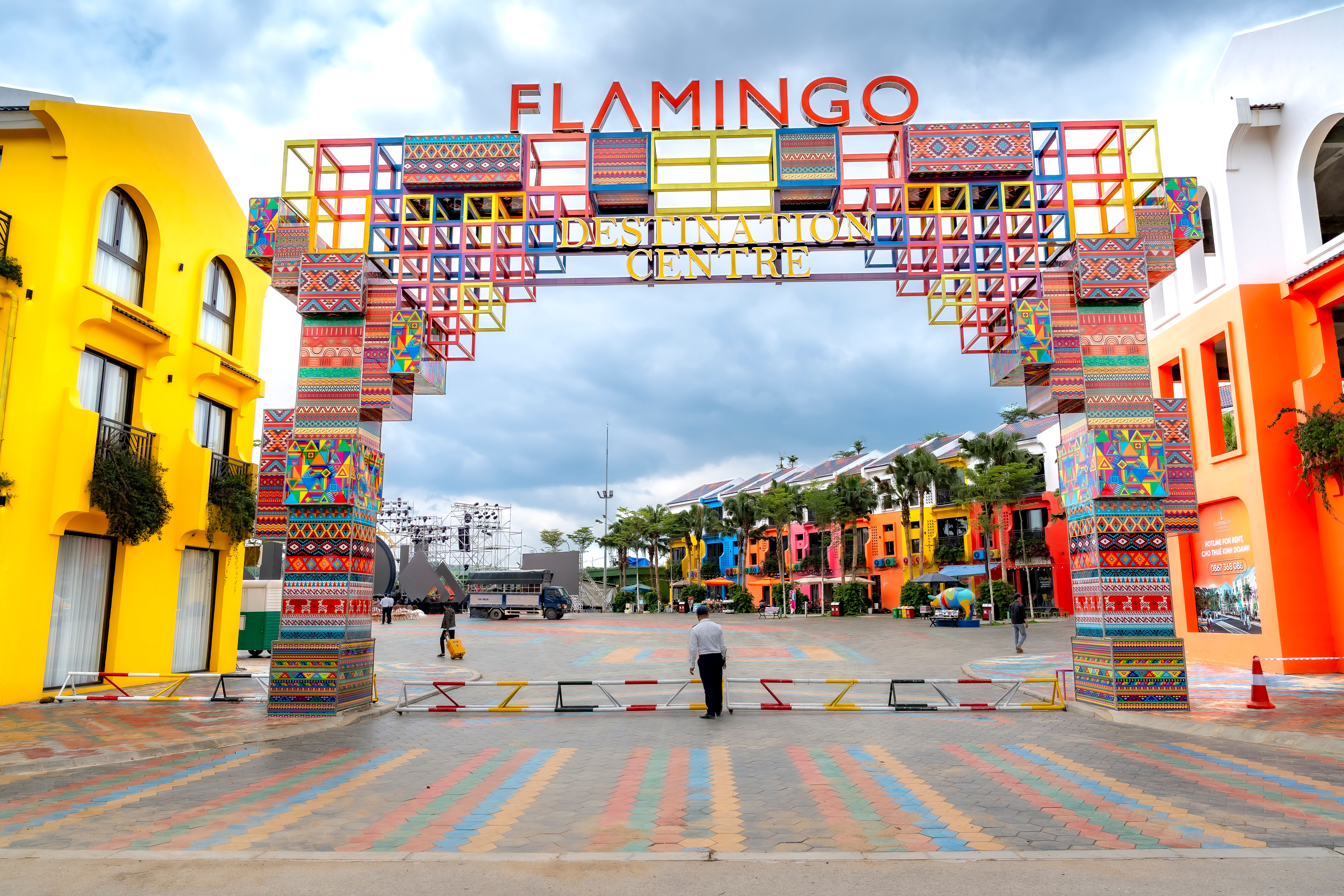 Vibrant Entrance at Flamingo Destination Centre · Free Stock Photo