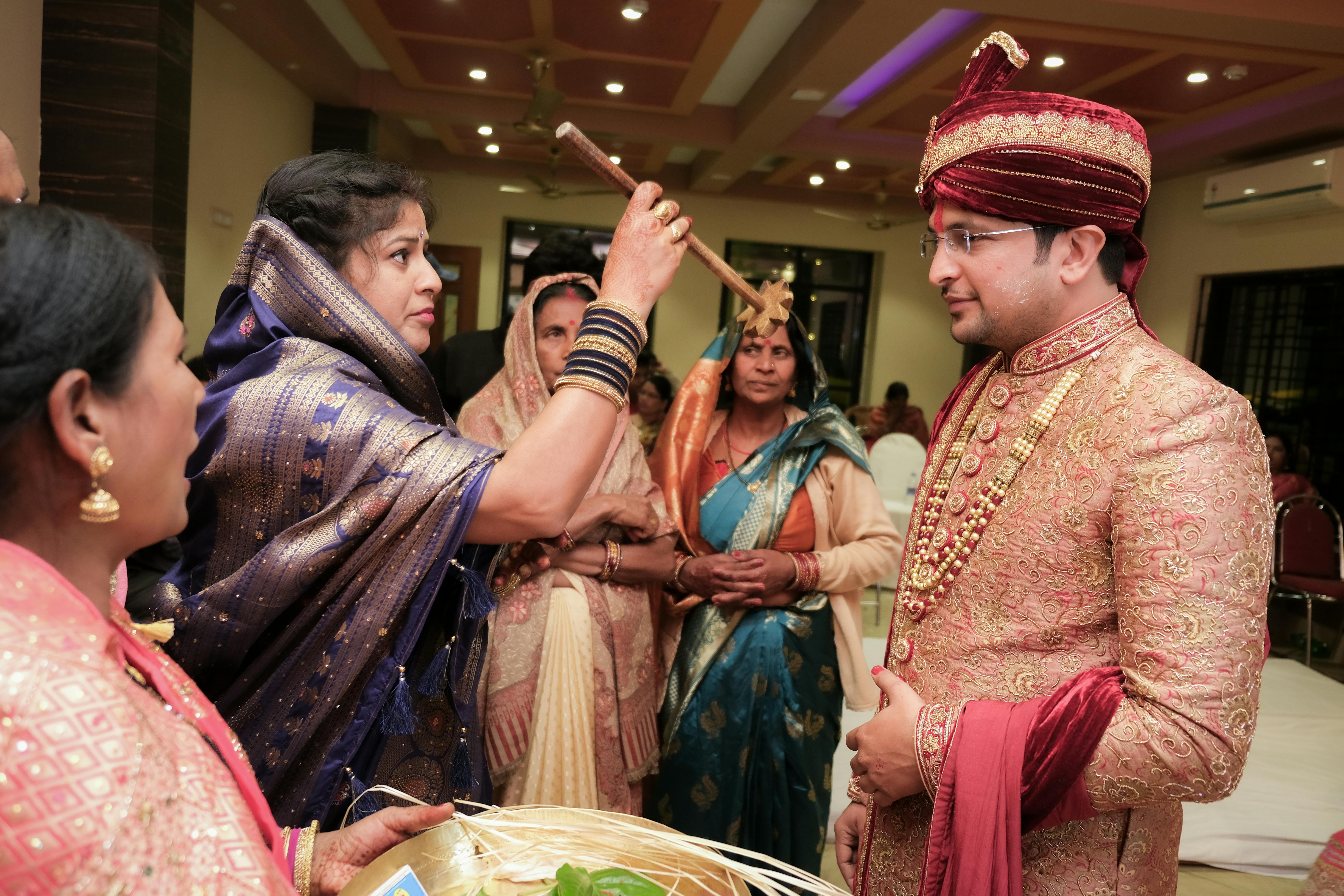 Ritual De Casamento Tradicional Indiano Com O Noivo · Foto profissional ...