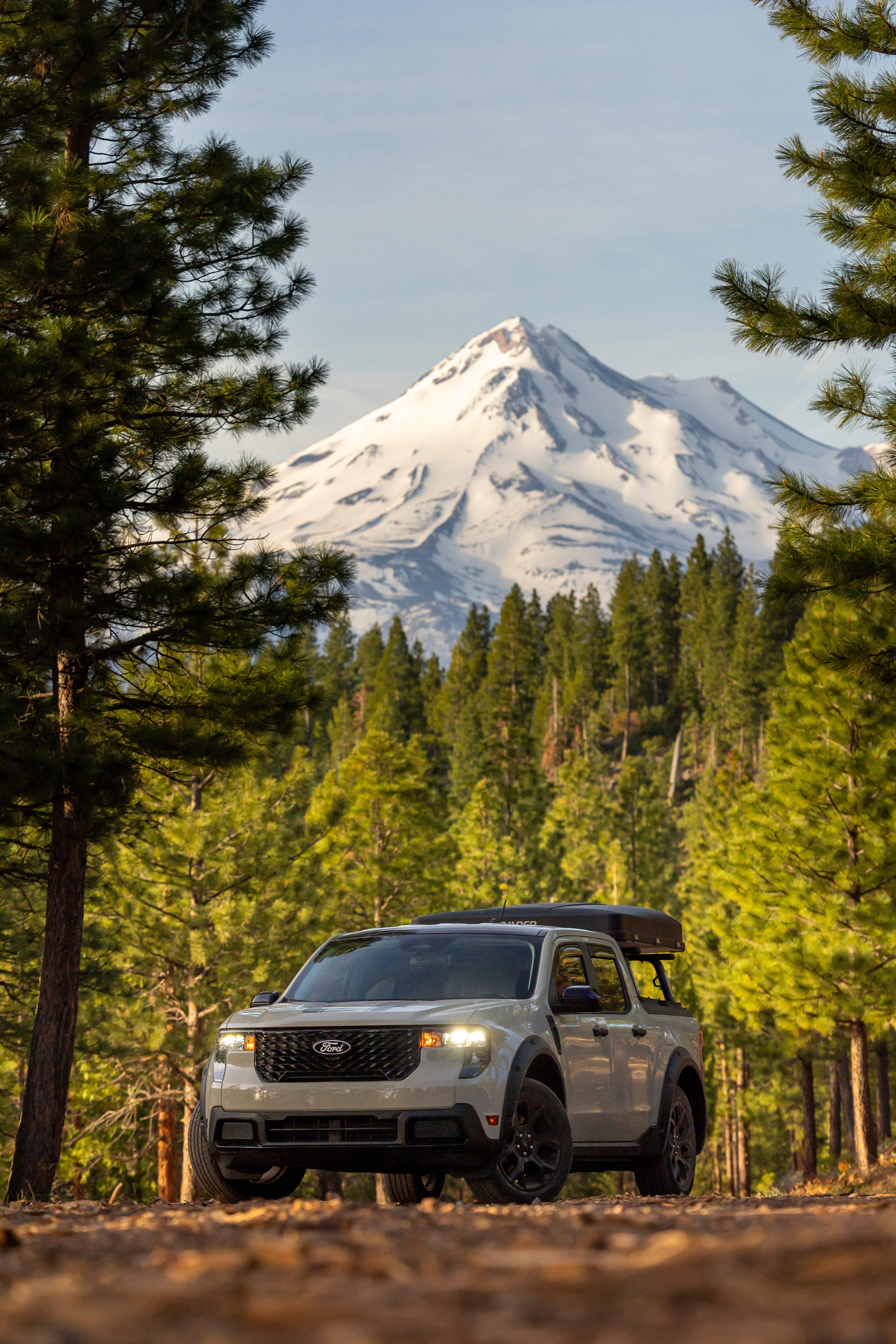 Scenic Road Trip Adventure with Mountain Backdrop · Free Stock Photo