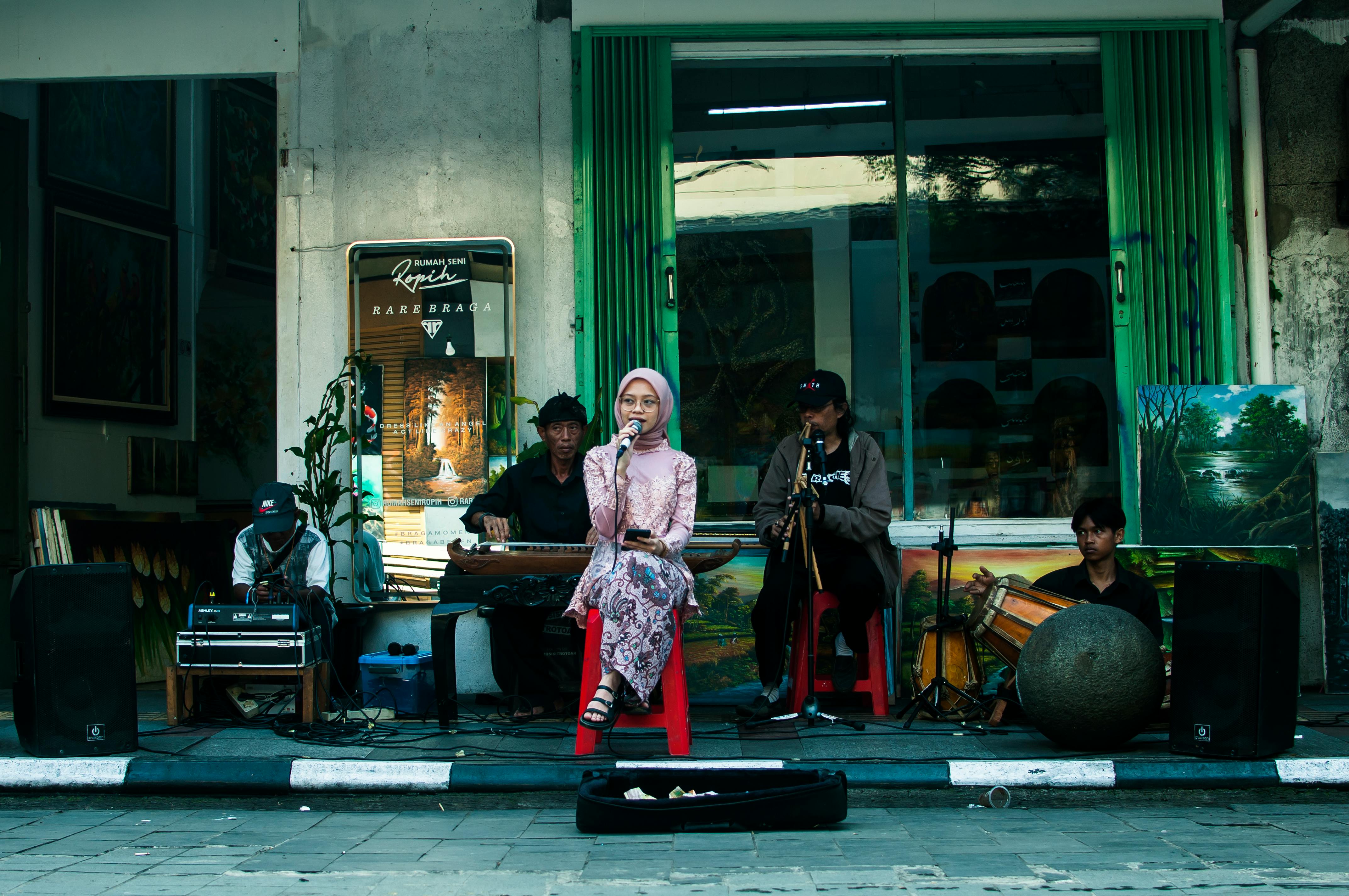 Singer With No Microphone Photos, Download The BEST Free Singer With No ...