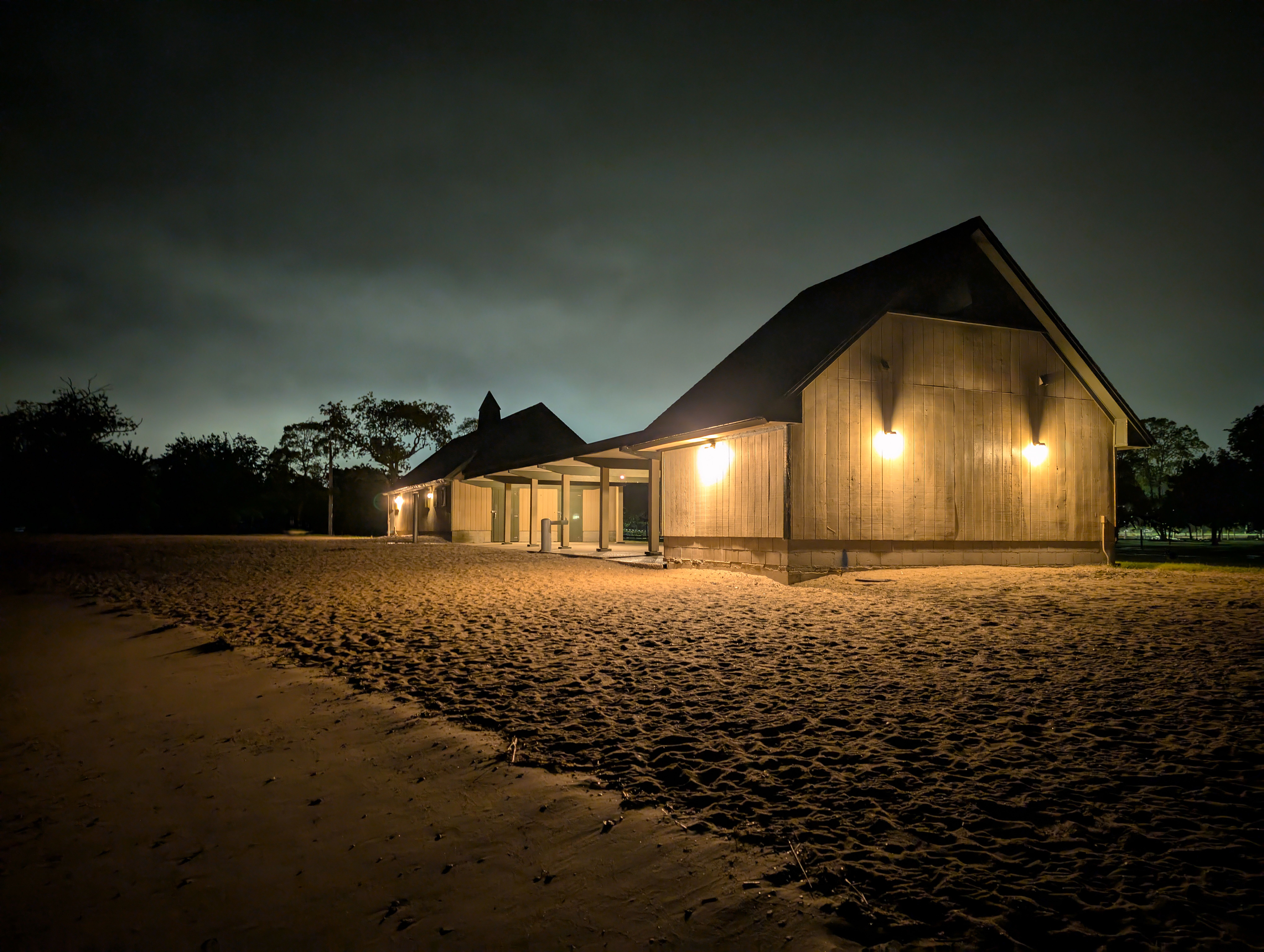 Bâtiment Illuminé En Bord De Mer La Nuit · Photo gratuite