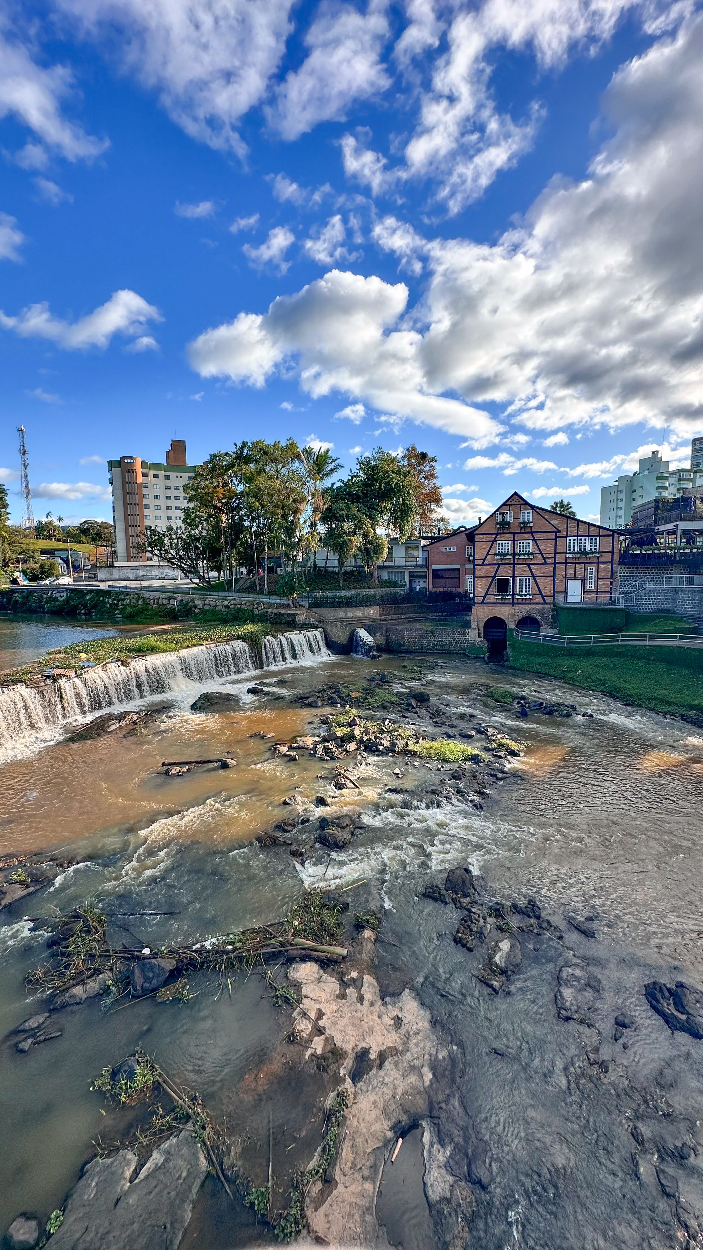 Scenic Waterfall and Historic Building in Urban Setting · Free Stock Photo