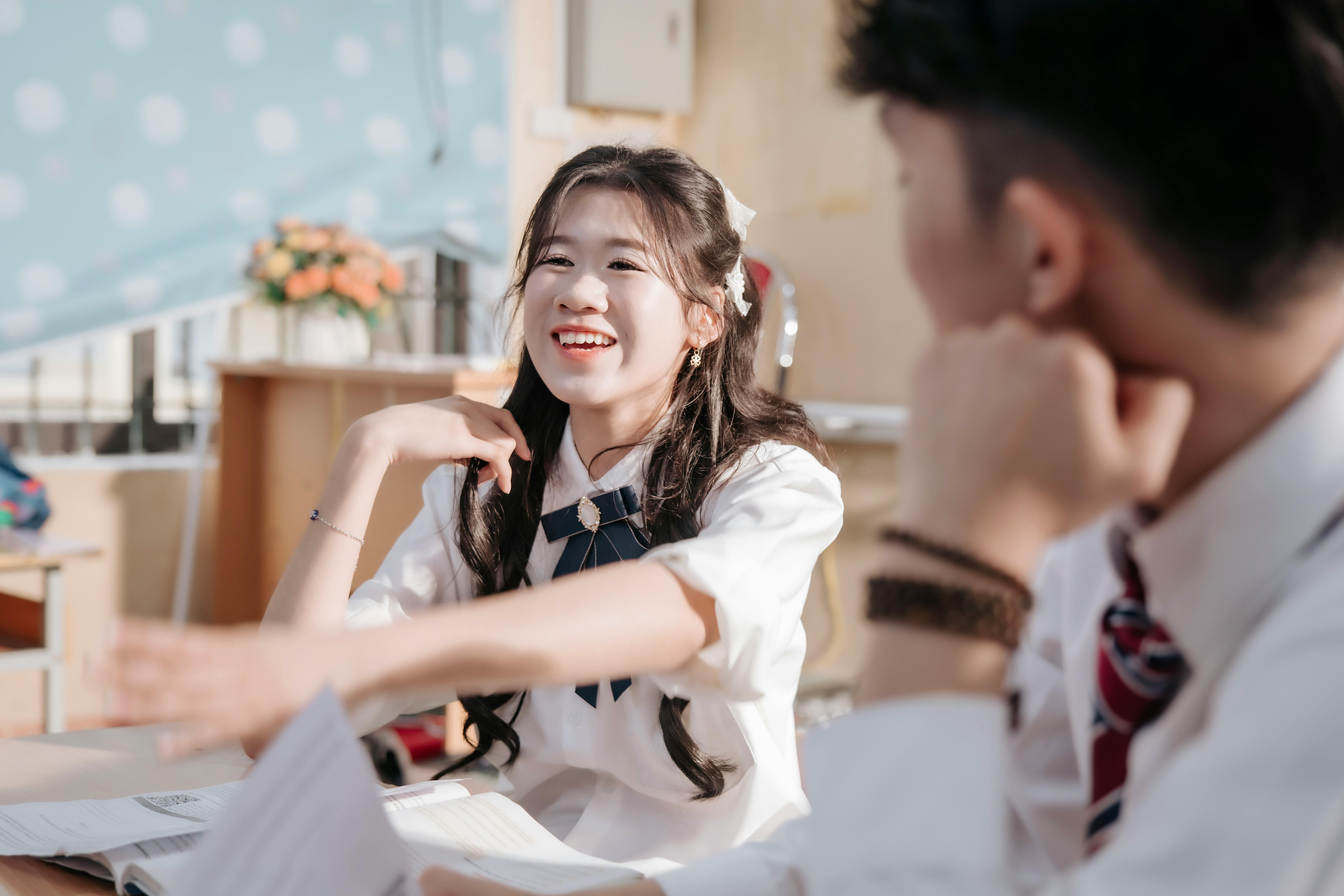 Des étudiants Joyeux Participent à Une Discussion En Classe · Photo ...