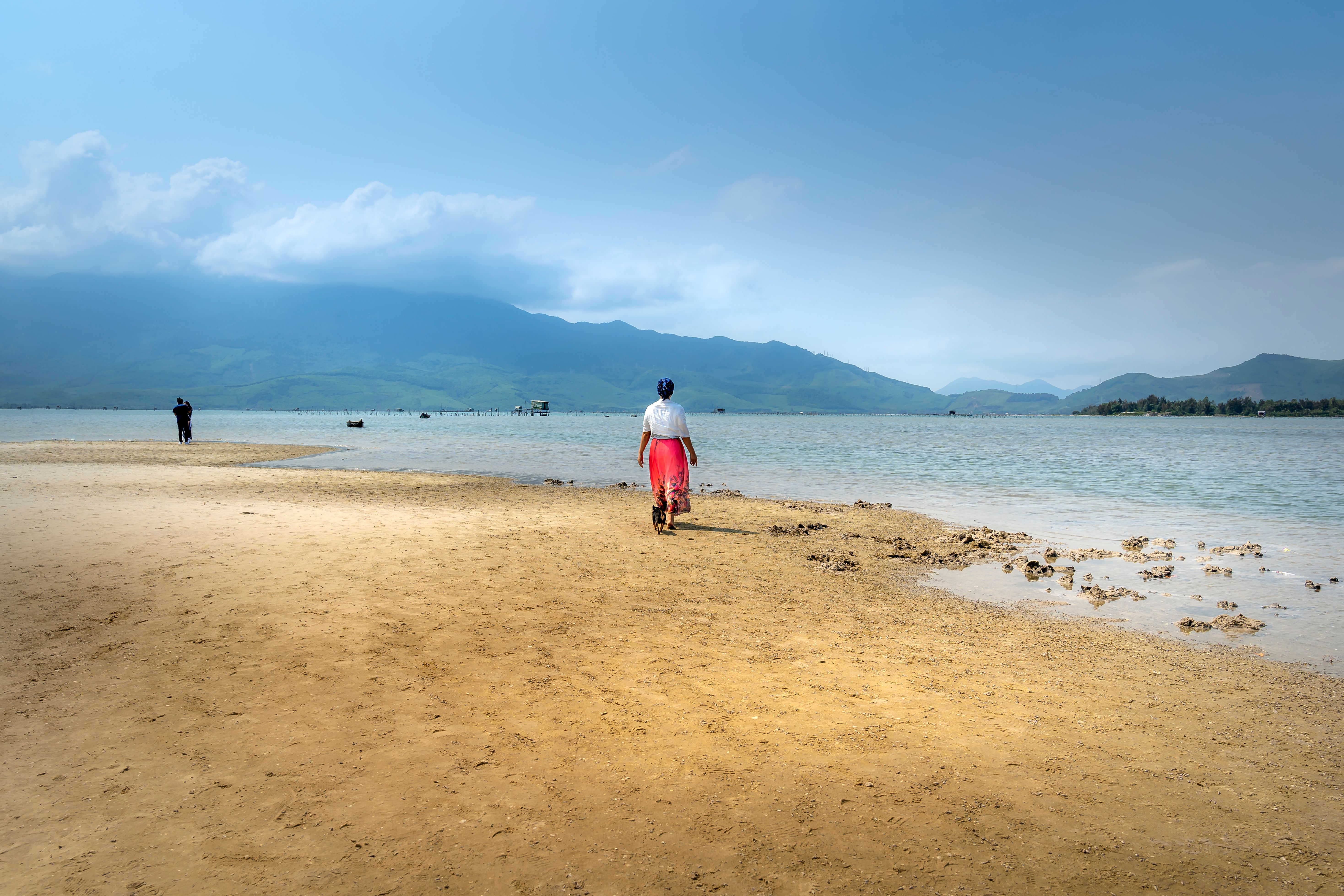 People on the Seashore · Free Stock Photo
