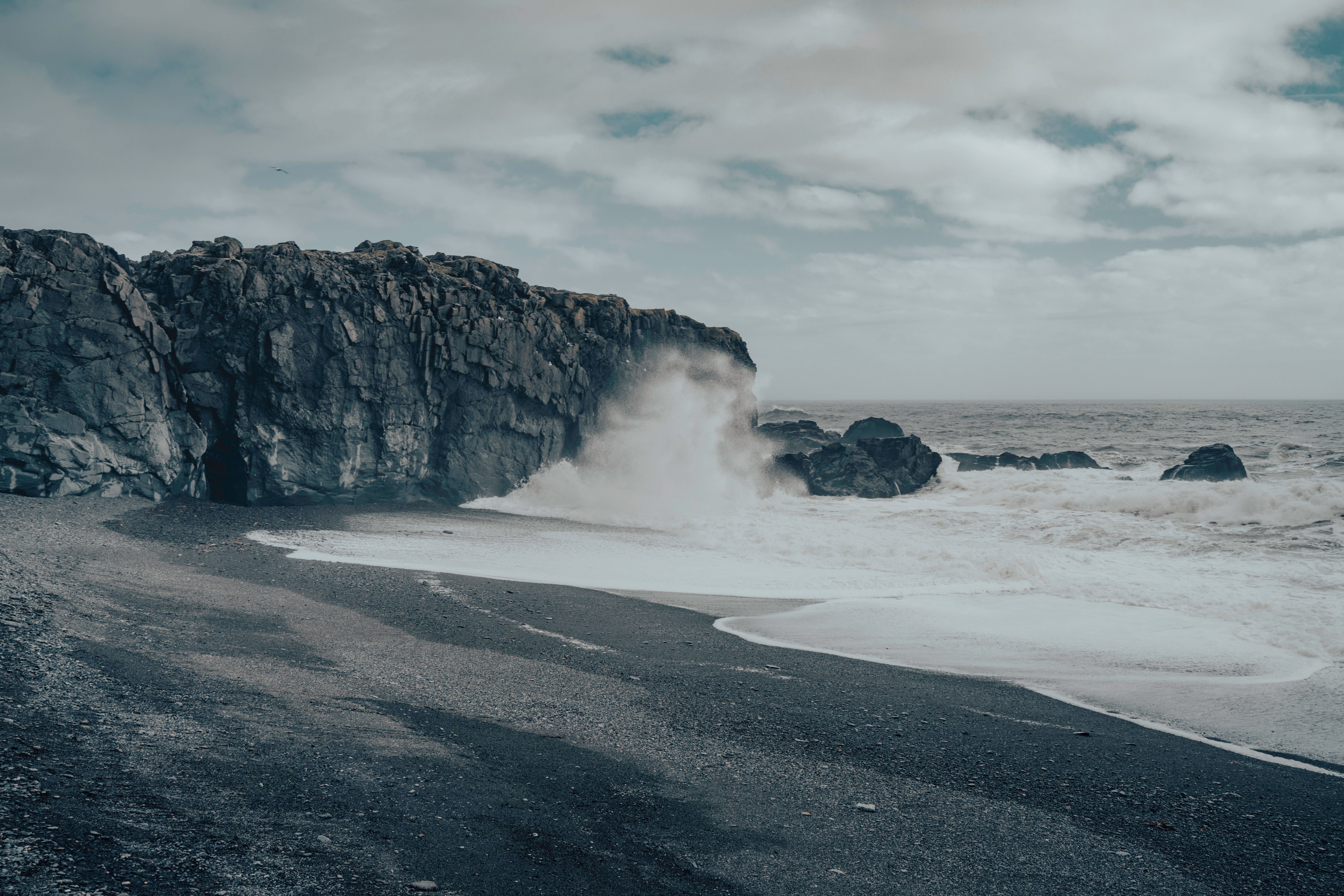 Dramatic Waves Crashing on Icelandic Shoreline · Free Stock Photo
