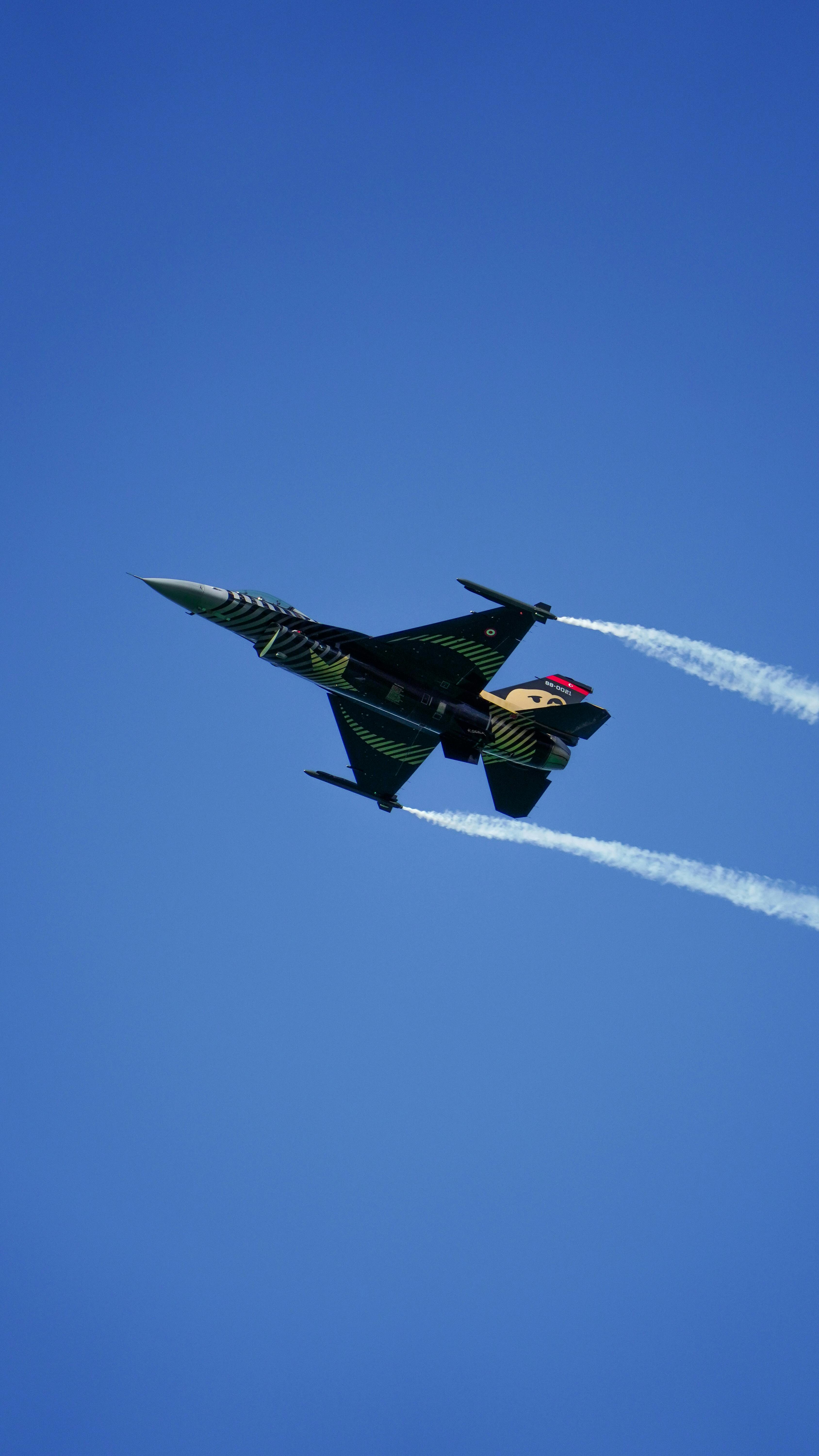 Military Jet Performing Aerial Maneuvers · Free Stock Photo