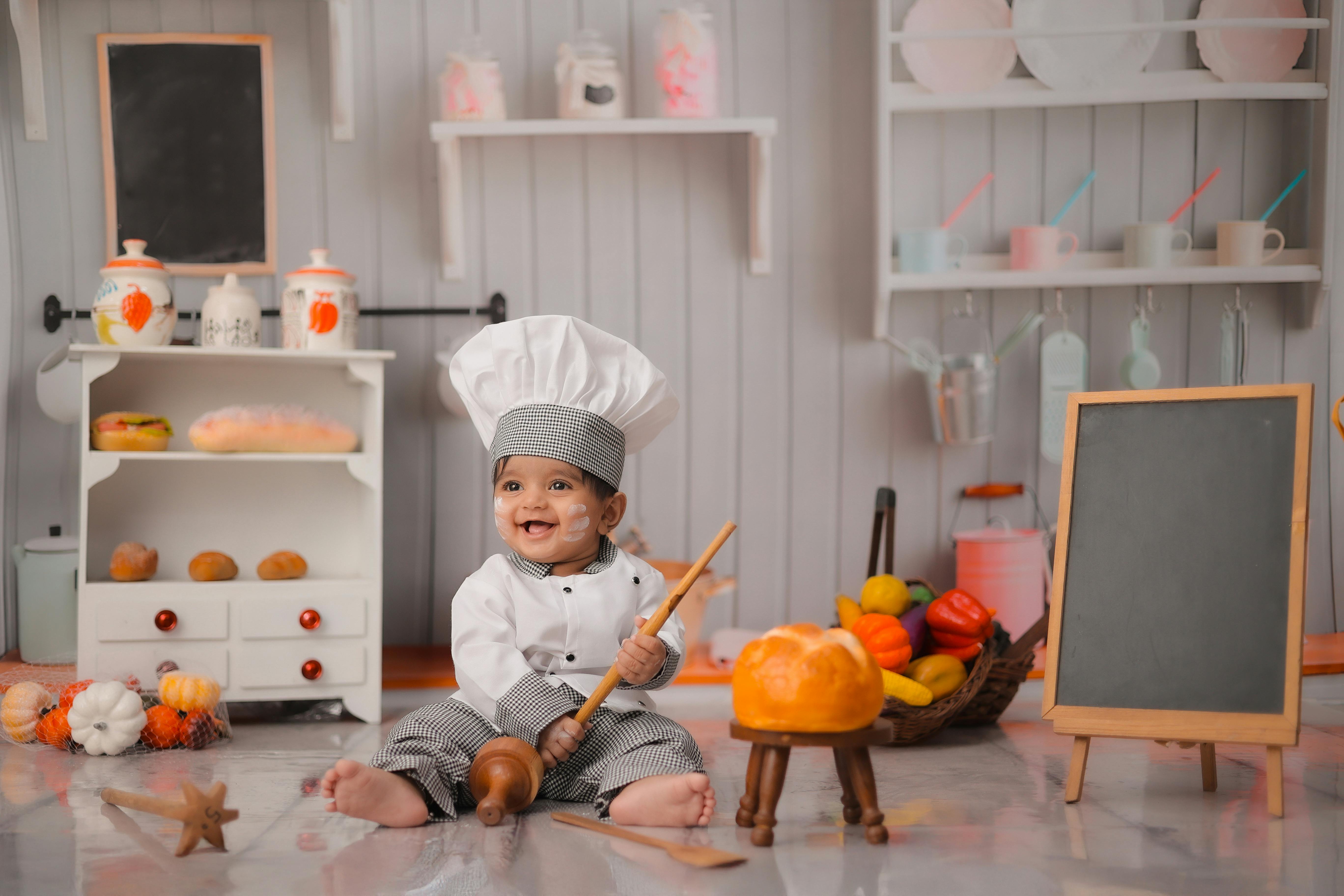 Bebê Chef Adorável Em Um Ambiente De Cozinha Divertido · Foto ...