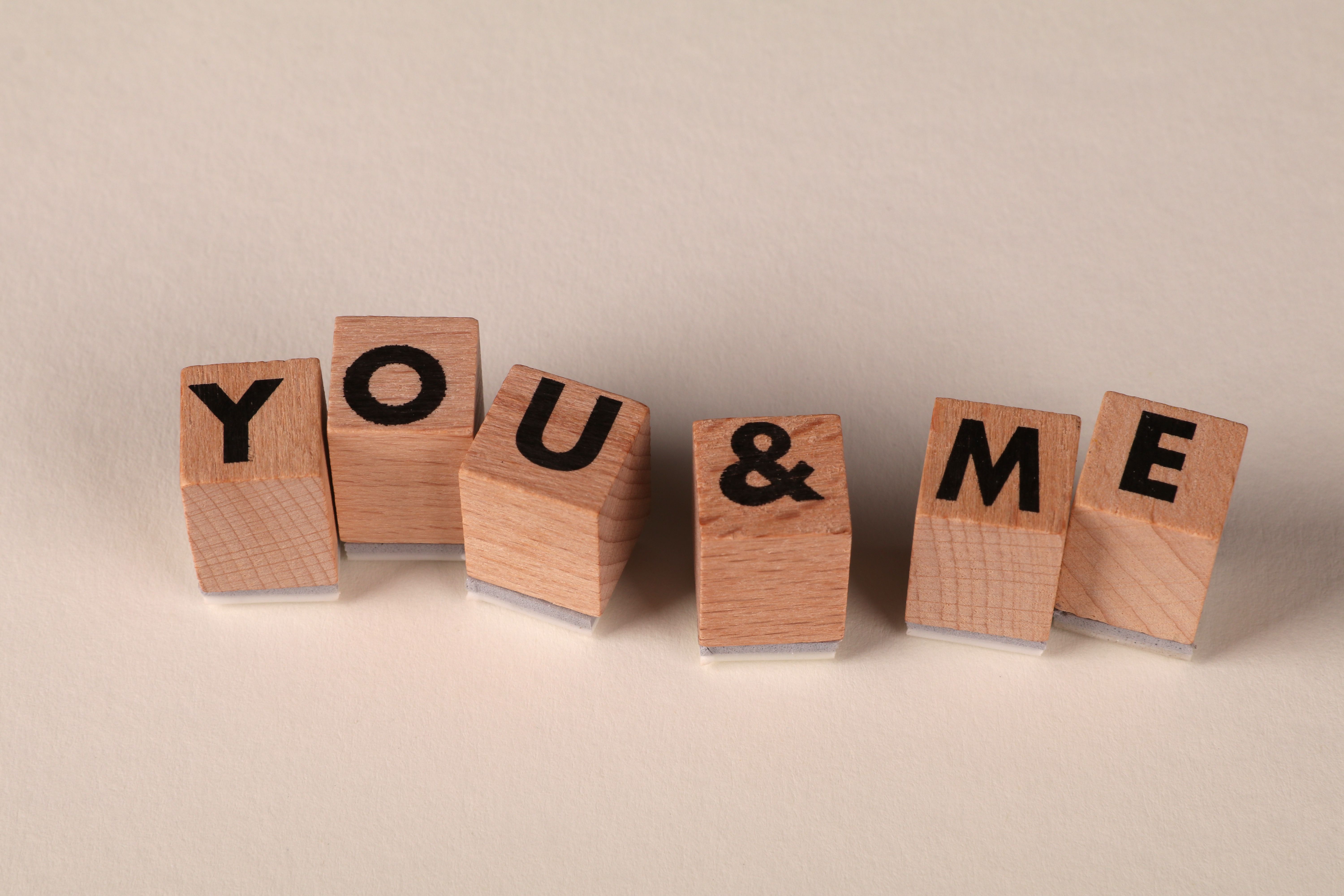 Bloques De Madera Que Muestran El Mensaje "Tú Y Yo" · Foto de stock ...
