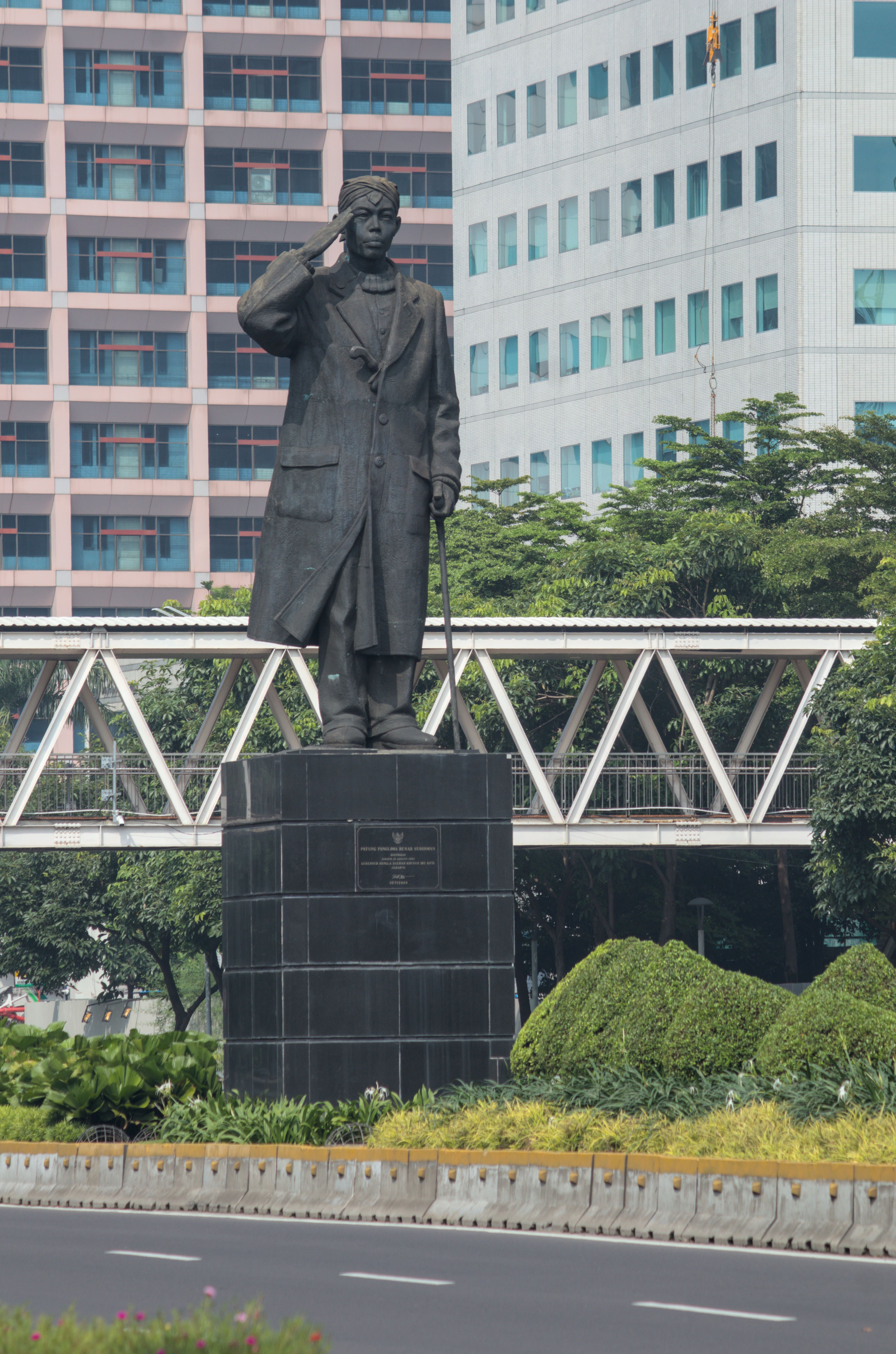 Historic Statue in Urban City Landscape · Free Stock Photo
