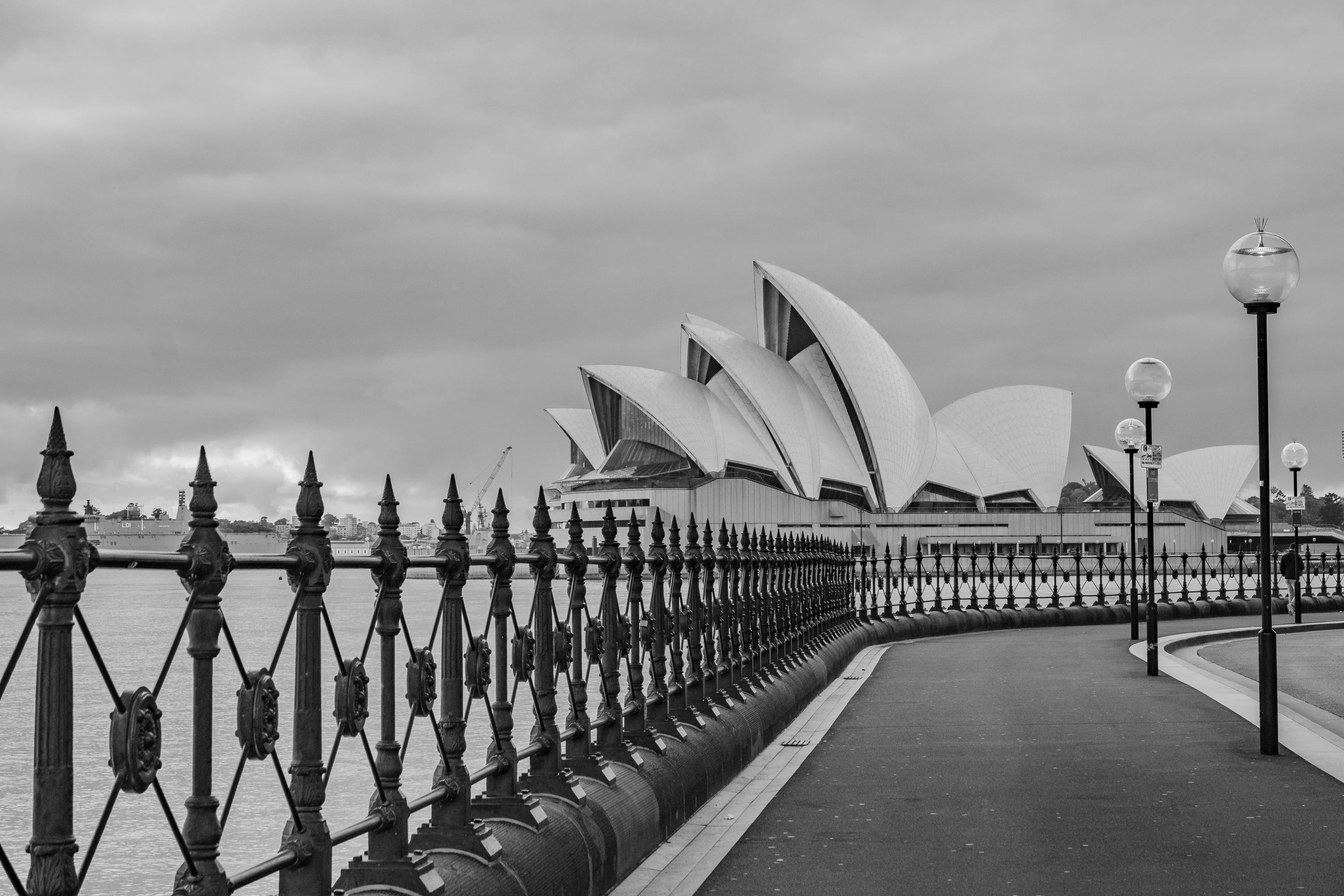 Gedung Opera Sydney Dalam Warna Hitam Dan Putih · Foto Stok Gratis