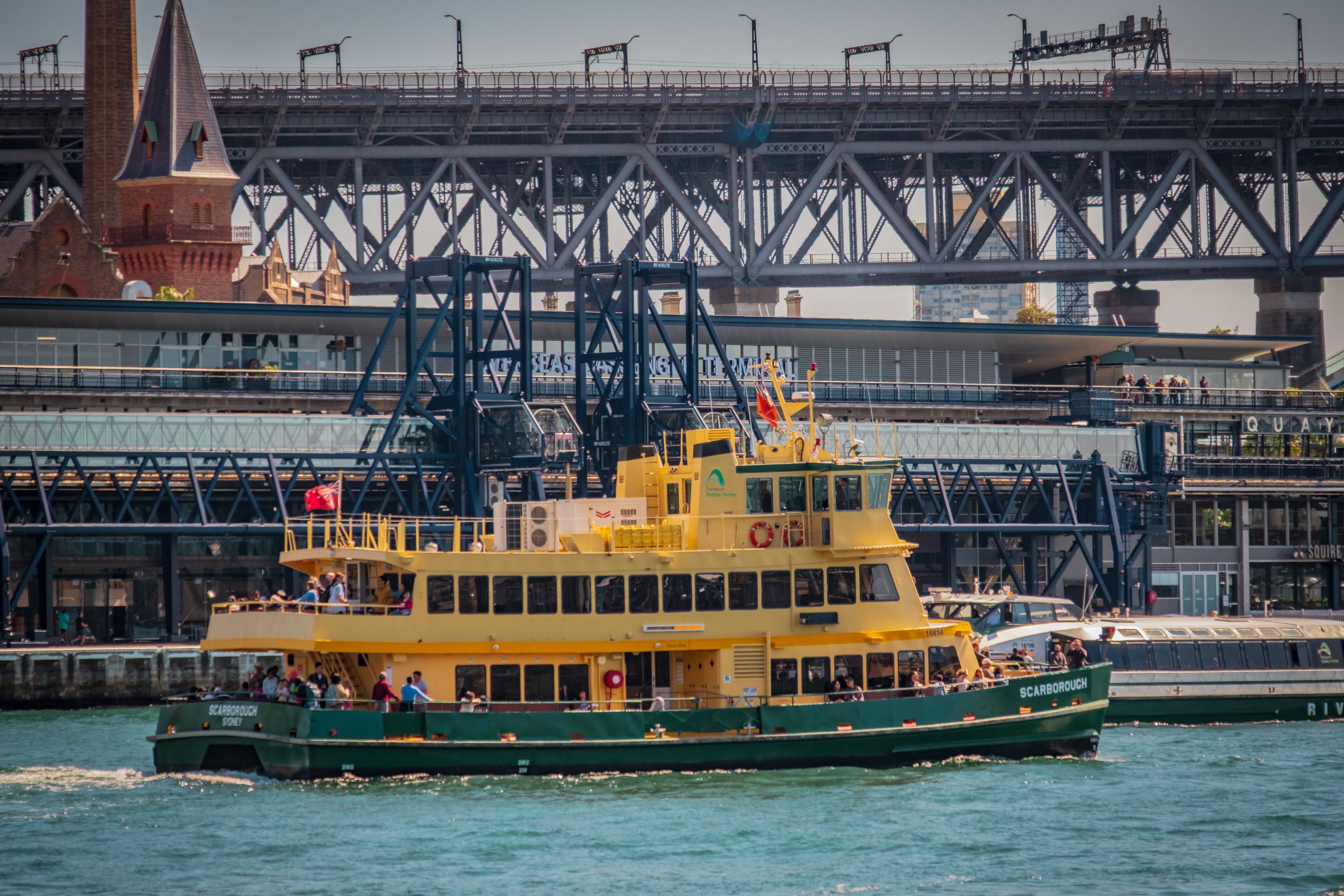 Ferry De Sídney Con El Puente Del Puerto Al Fondo · Foto de stock gratuita