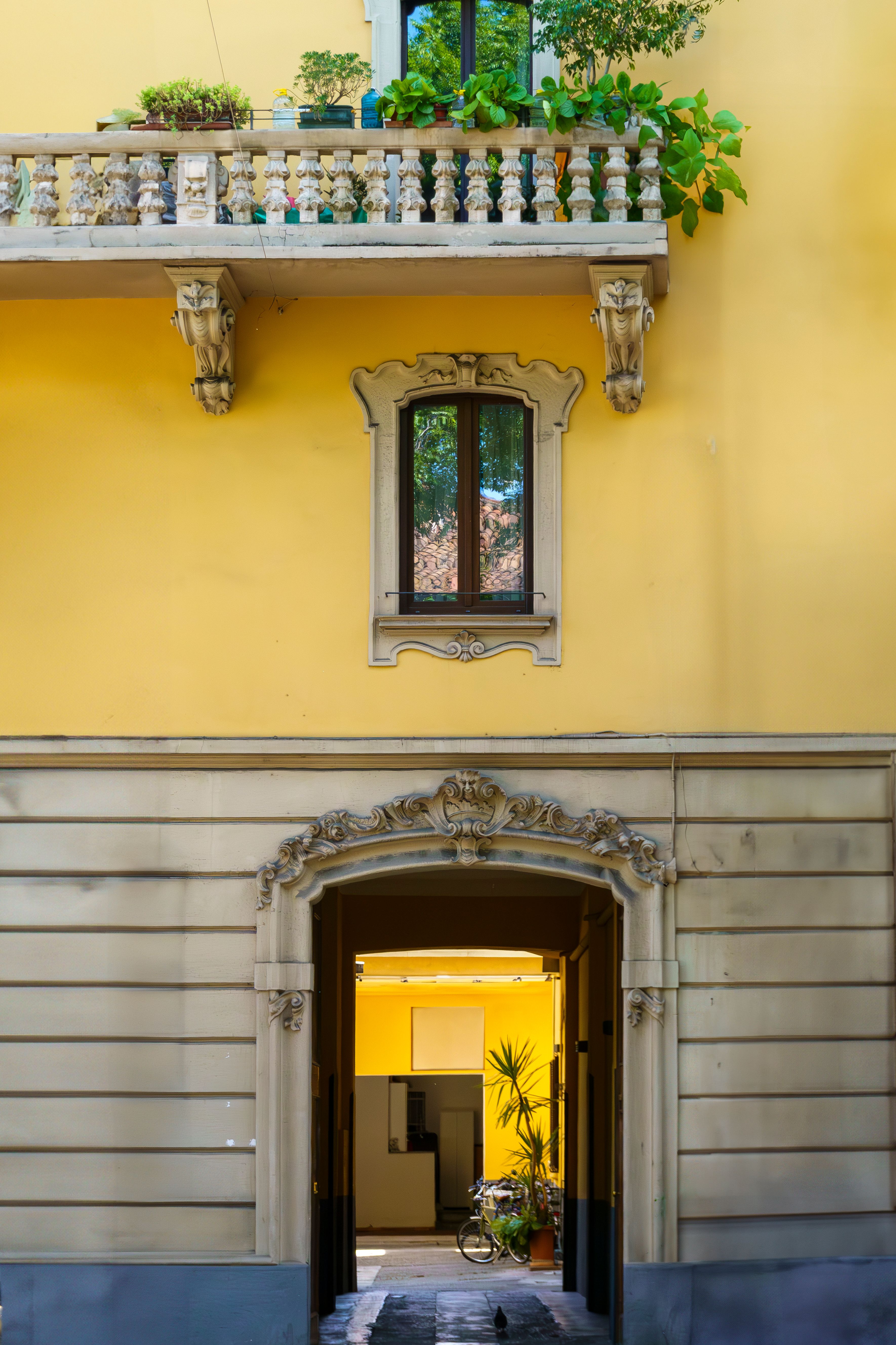 Charming European Courtyard Entrance with Balcony · Free Stock Photo