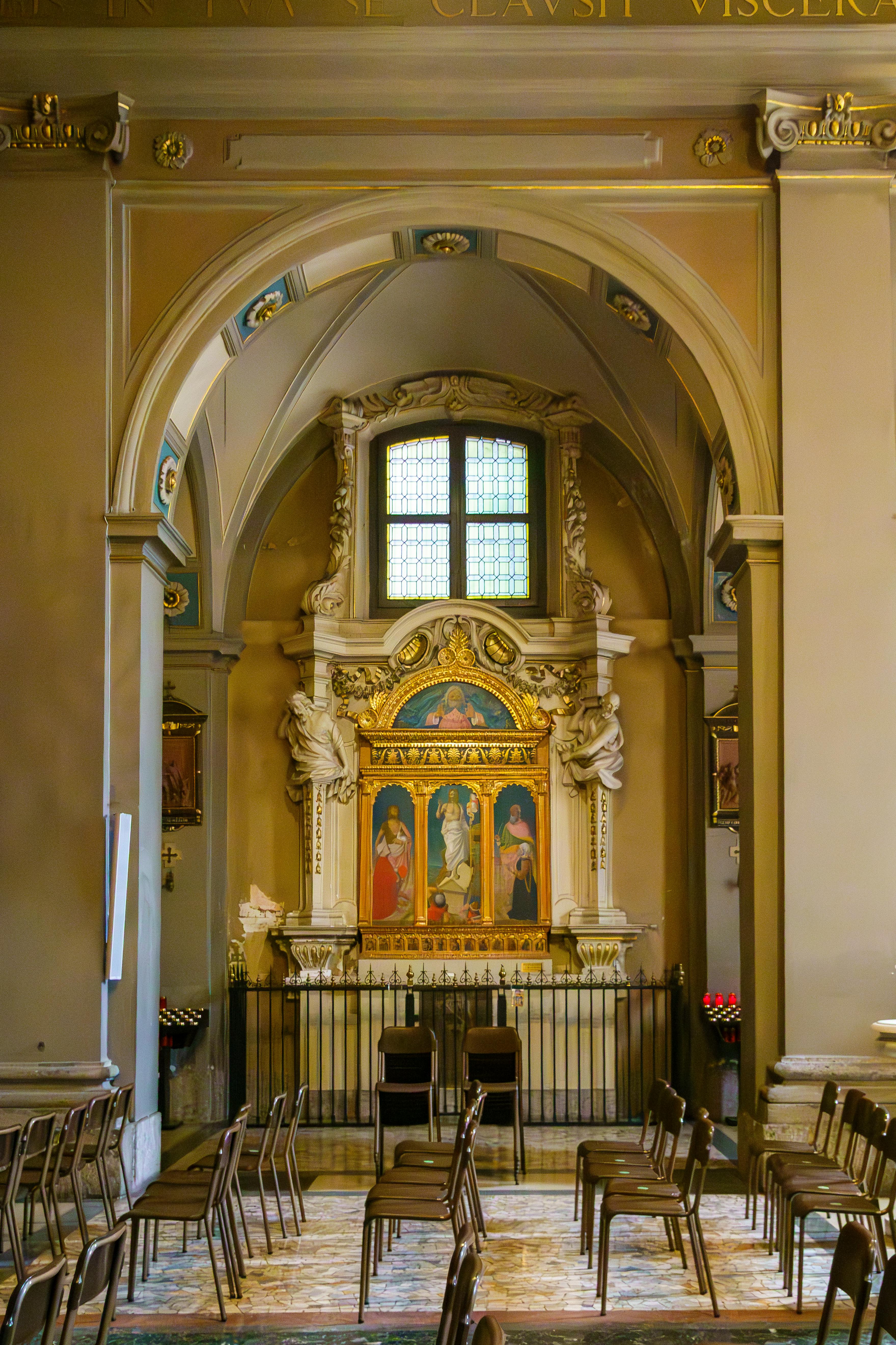 Elegant Church Interior with Altar View · Free Stock Photo