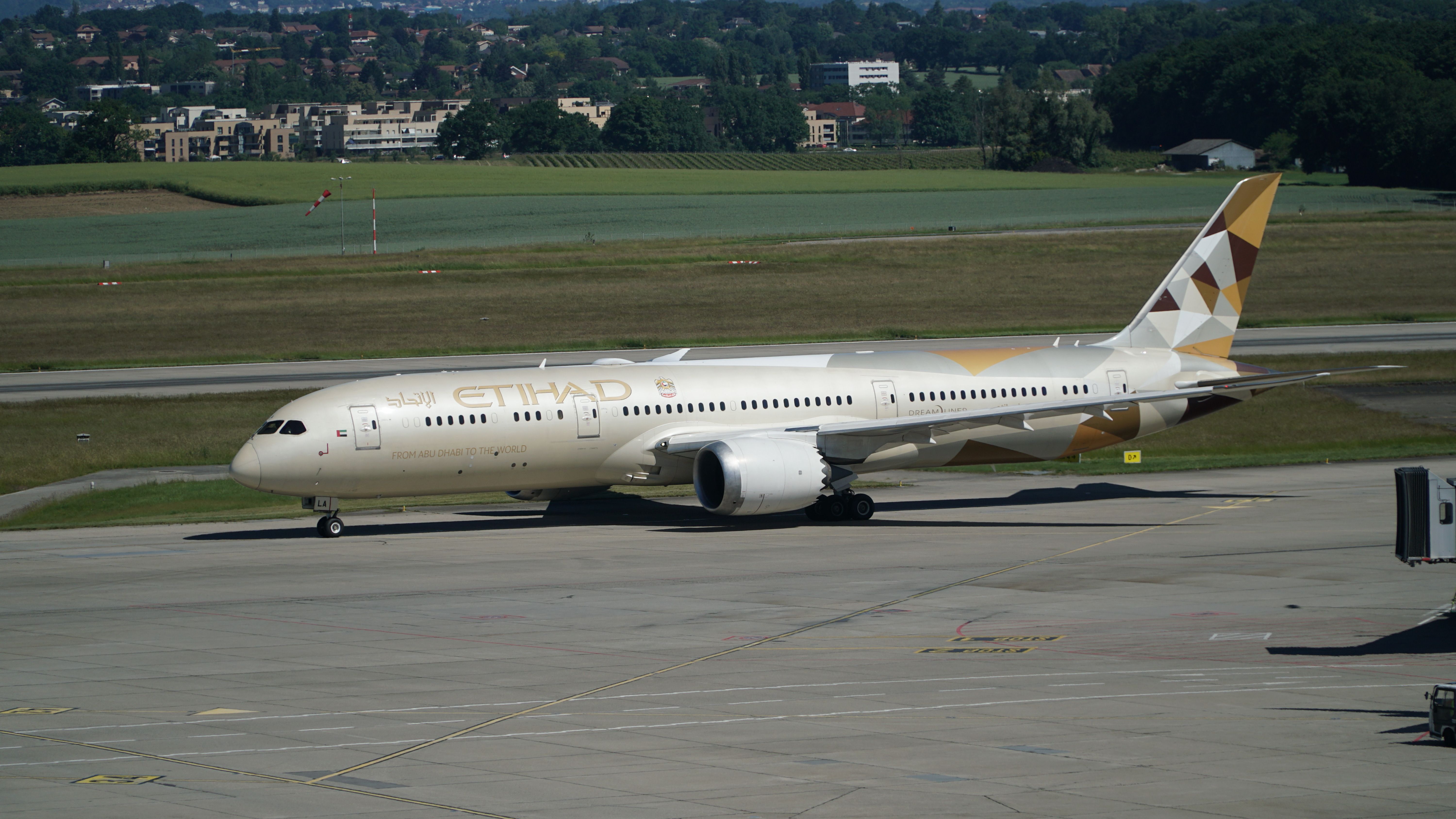 Etihad Airways Plane on Airport Tarmac in Daylight · Free Stock Photo