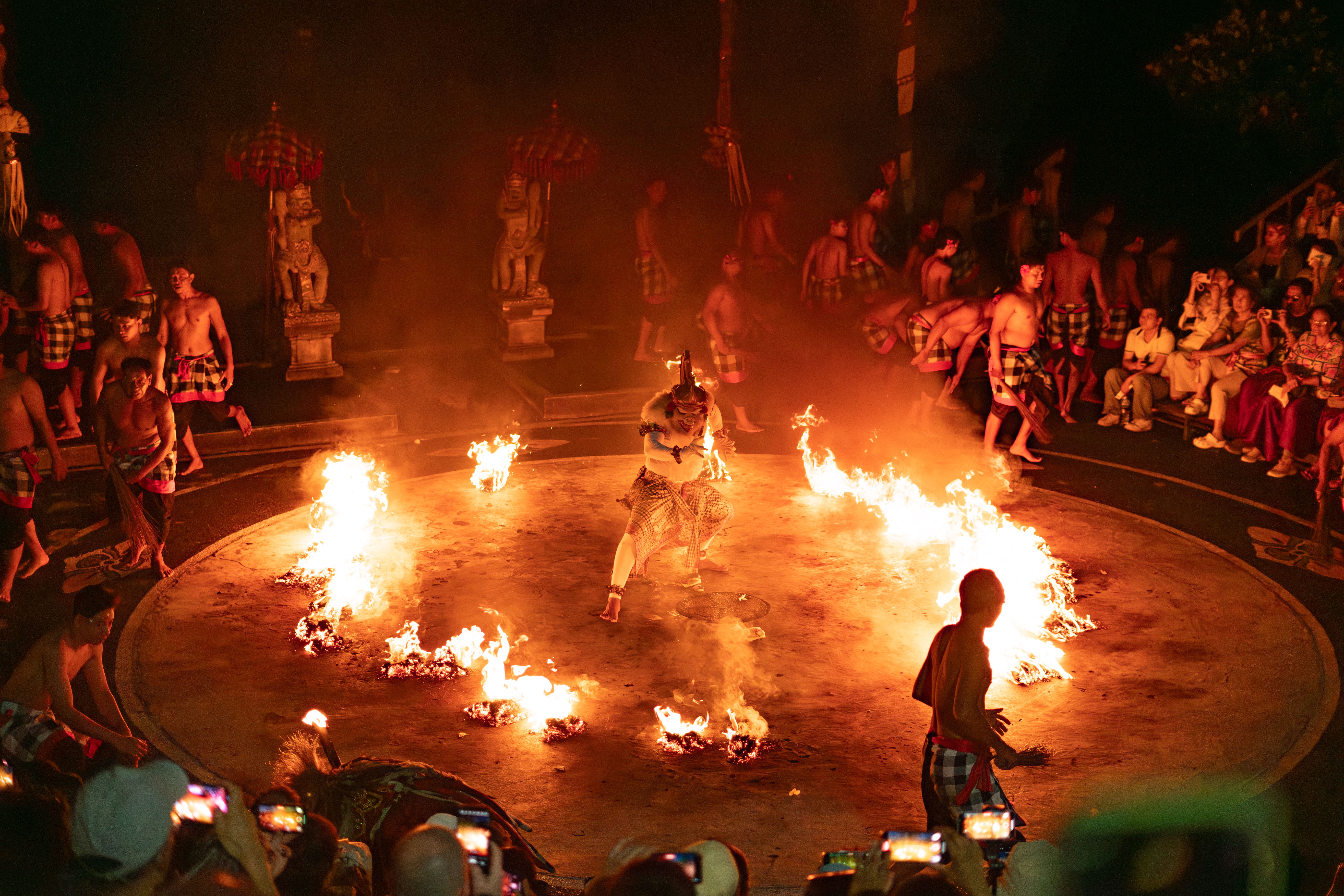 Tari API Kecak Di Uluwatu, Bali Pada Malam Hari · Foto Stok Gratis