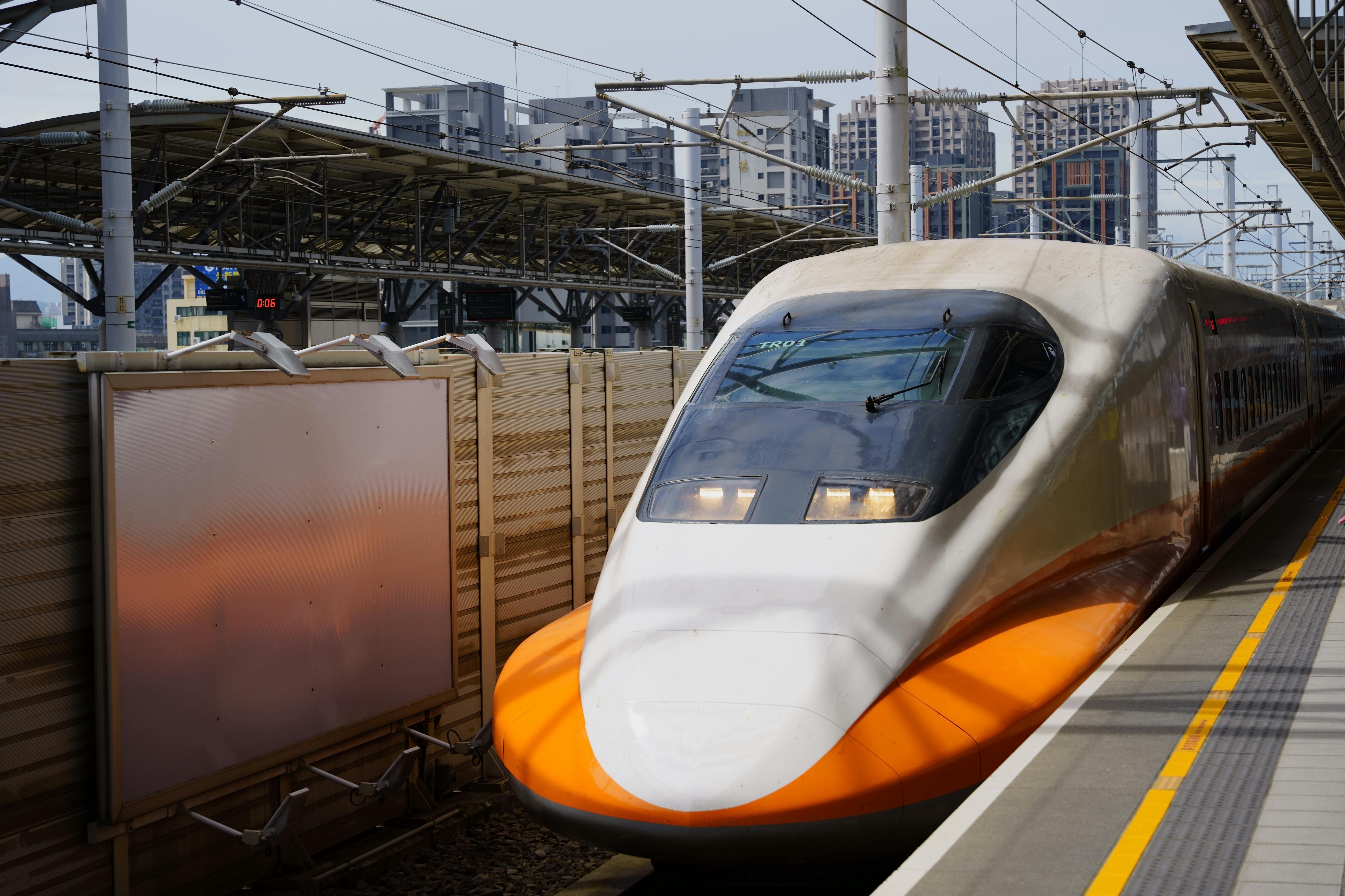High-speed train at Hsinchu Station, Taiwan · Free Stock Photo